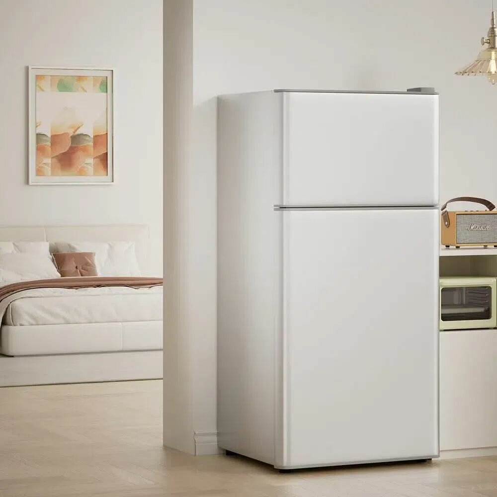 Небольшой холодильник с 2 дверцами, белый