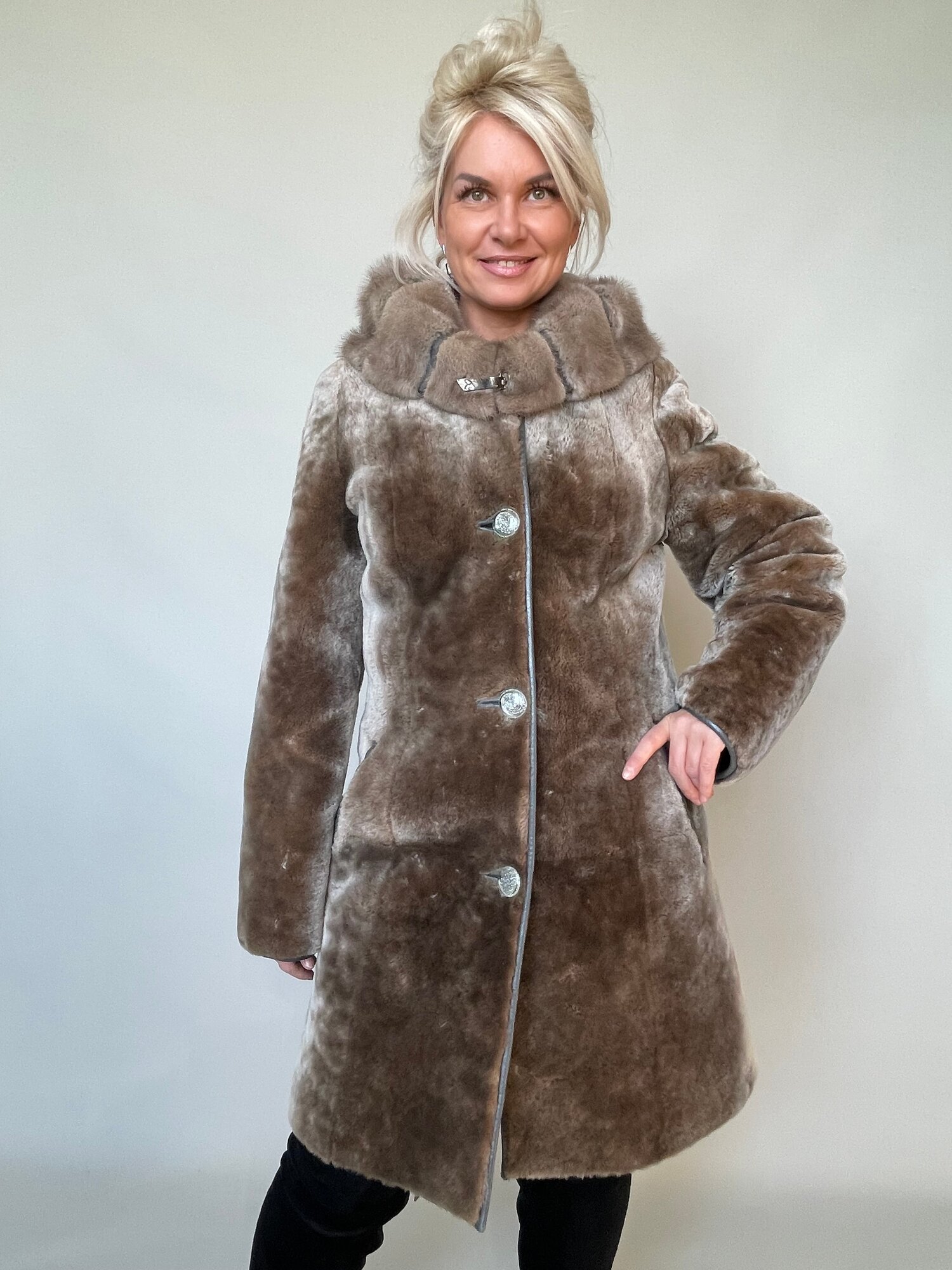 Шуба мутон тм эрика с капюшоном отд.норка цв.бежево-серый р.42-44 /12522/