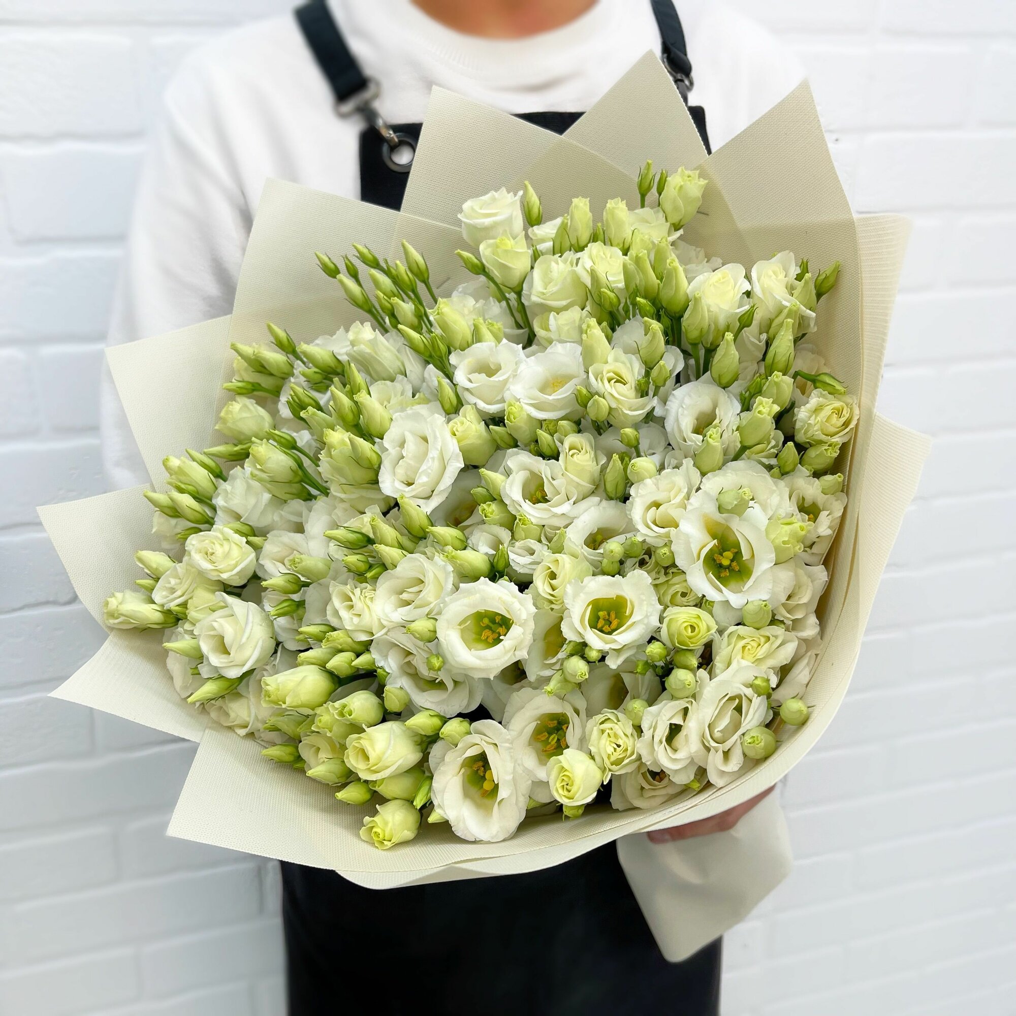 Эустома белая 19шт в букете Flowerstorg N479 в дизайнерской упаковке