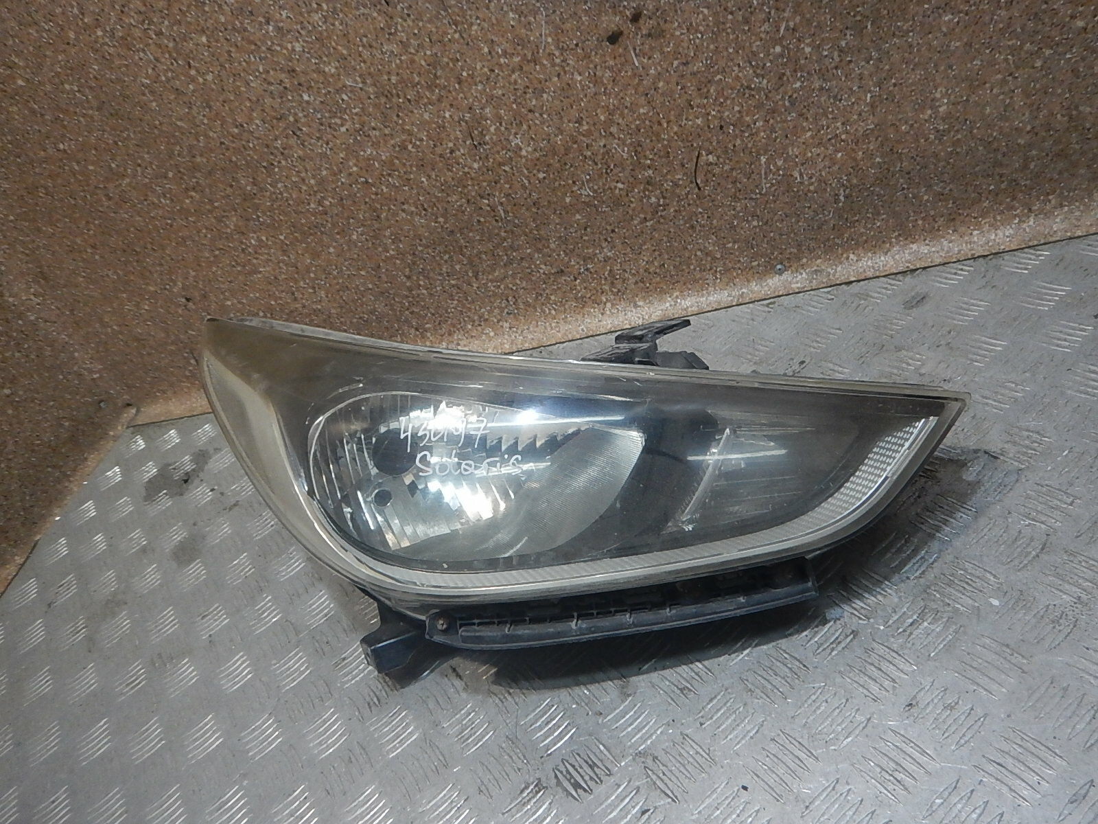 Б/У Фара правая, Hyundai (Хендэ)-SOLARIS (17-) HYUNDAI SOLARIS (17-) Дубликат, желтое стекло, обрезан провод, задиры на ...