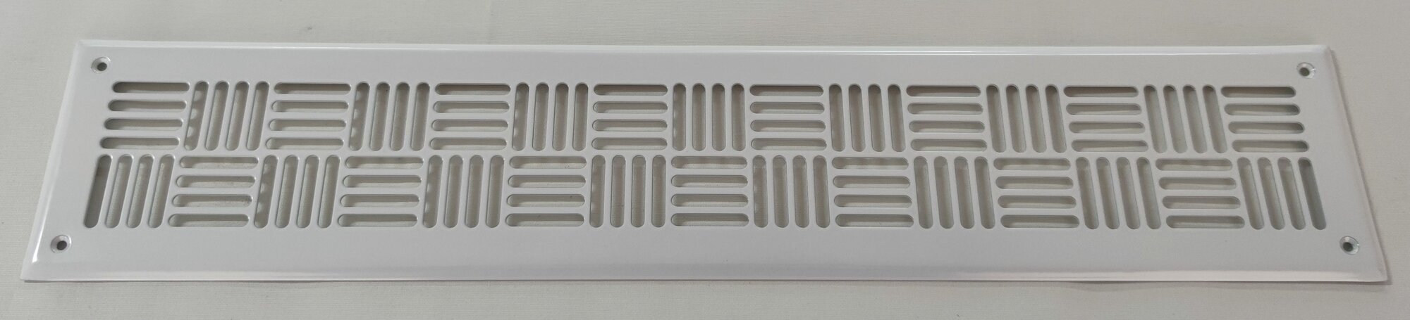 Решетка плоская с подгибом 520х100мм, перфорация Овал 5х30, белая.