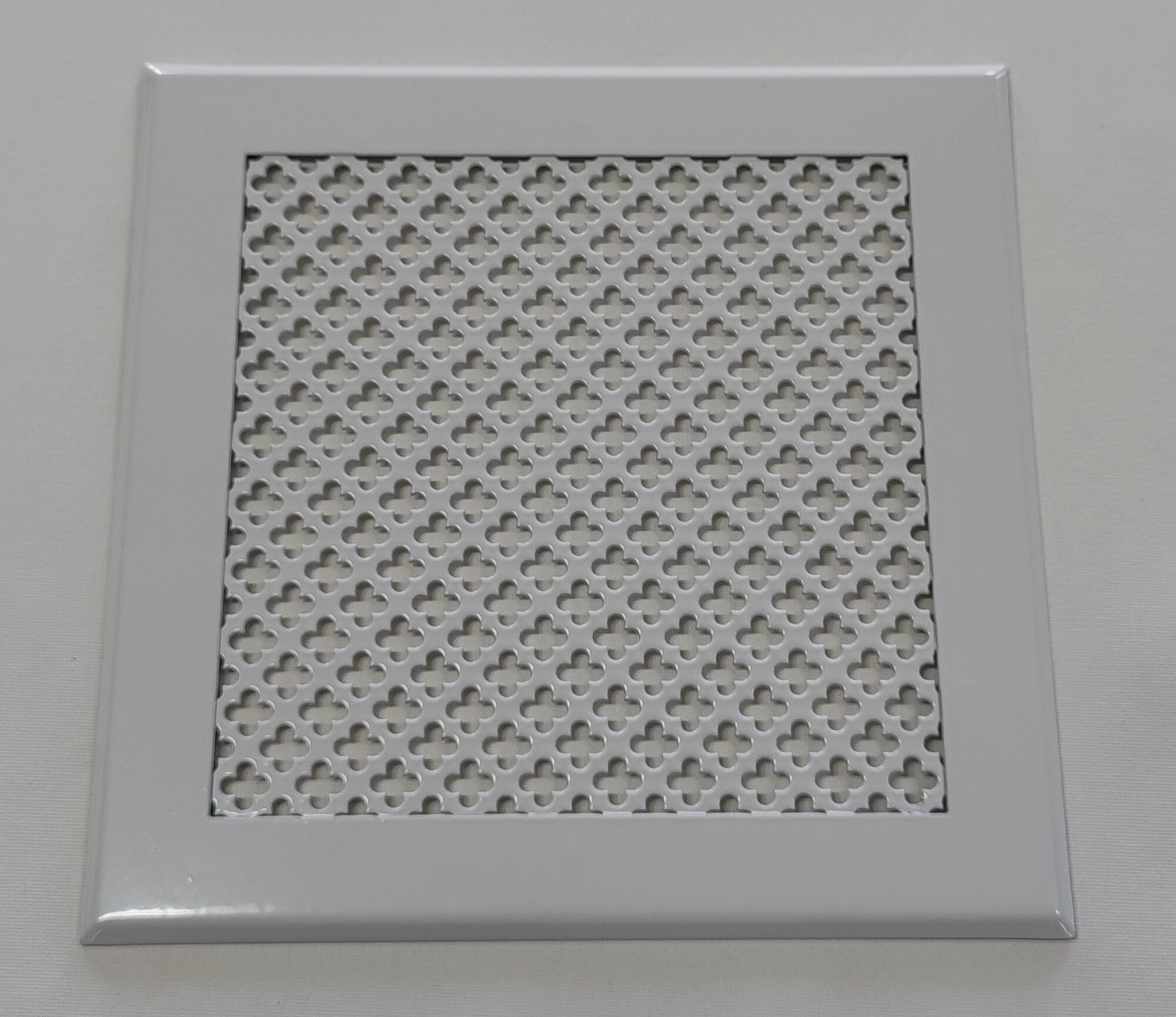 Решетка Плоская с подгибом Штамп 210х210мм, на магнитах, перфорация Цветок 10мм, Белый.