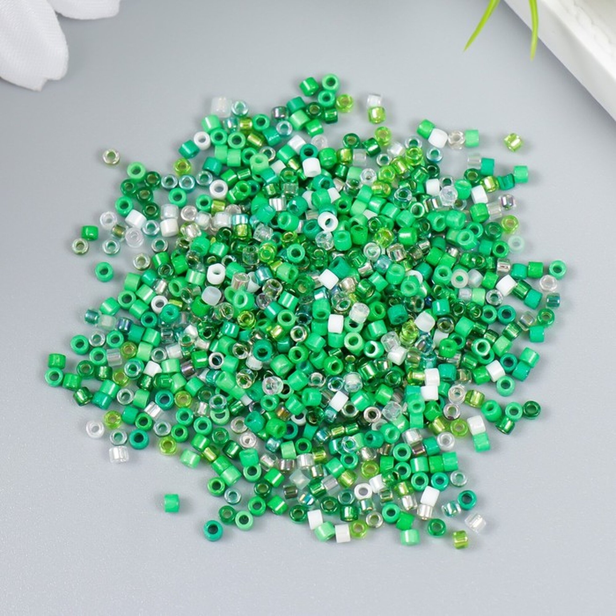 Бисер Сима-ленд "Перламутровое зелёное ассорти", крашеное стекло, 12/0, 10 г