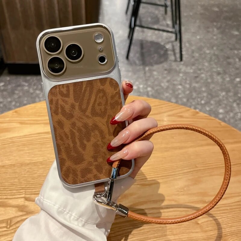 Чехол для iPhone 15 Pro Max, леопард, коричневый, с ремешком