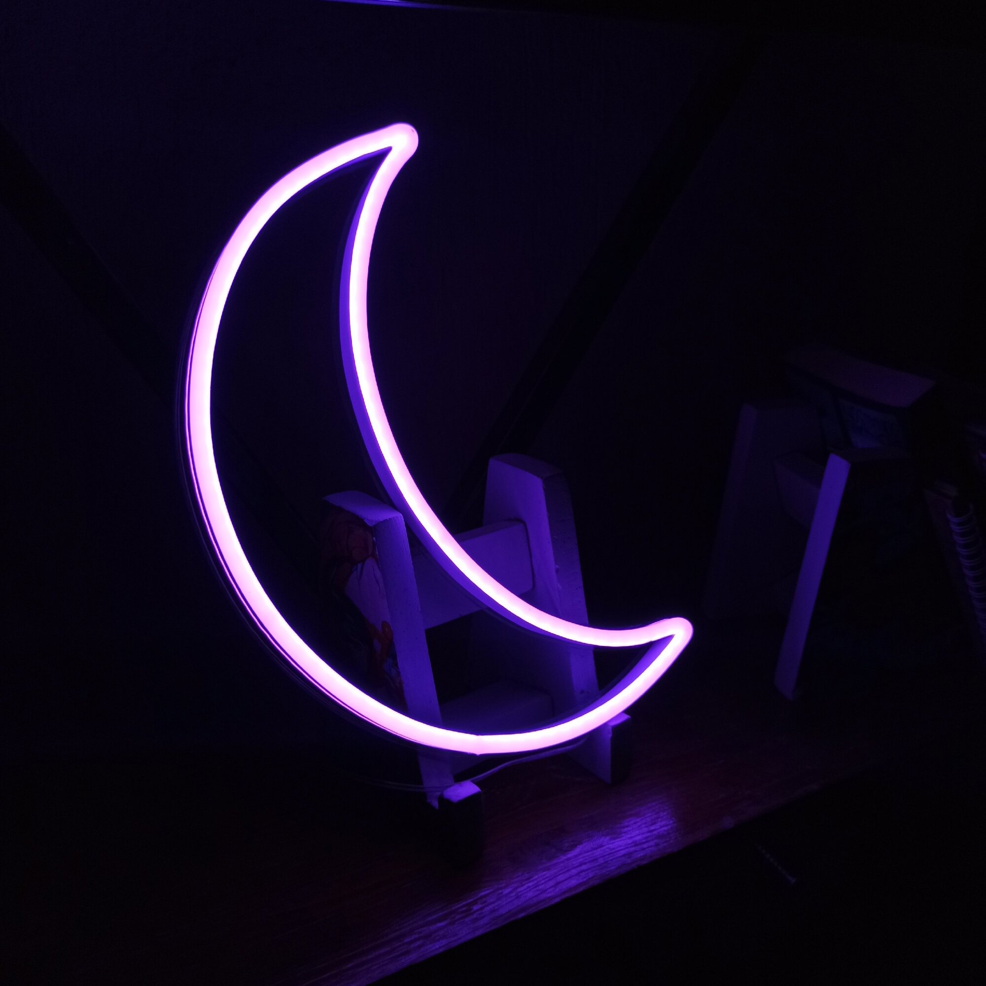 Неоновый светильник Elmarto Луна, 30х20 см, фиолетовый