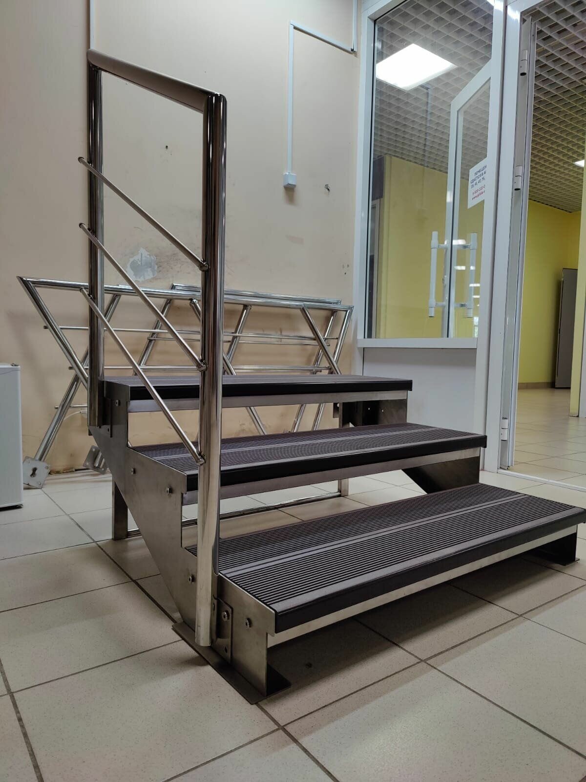 Лестница-крыльцо из нержавеющей стали ,3 ступени, с ДПК, ограждение слева.