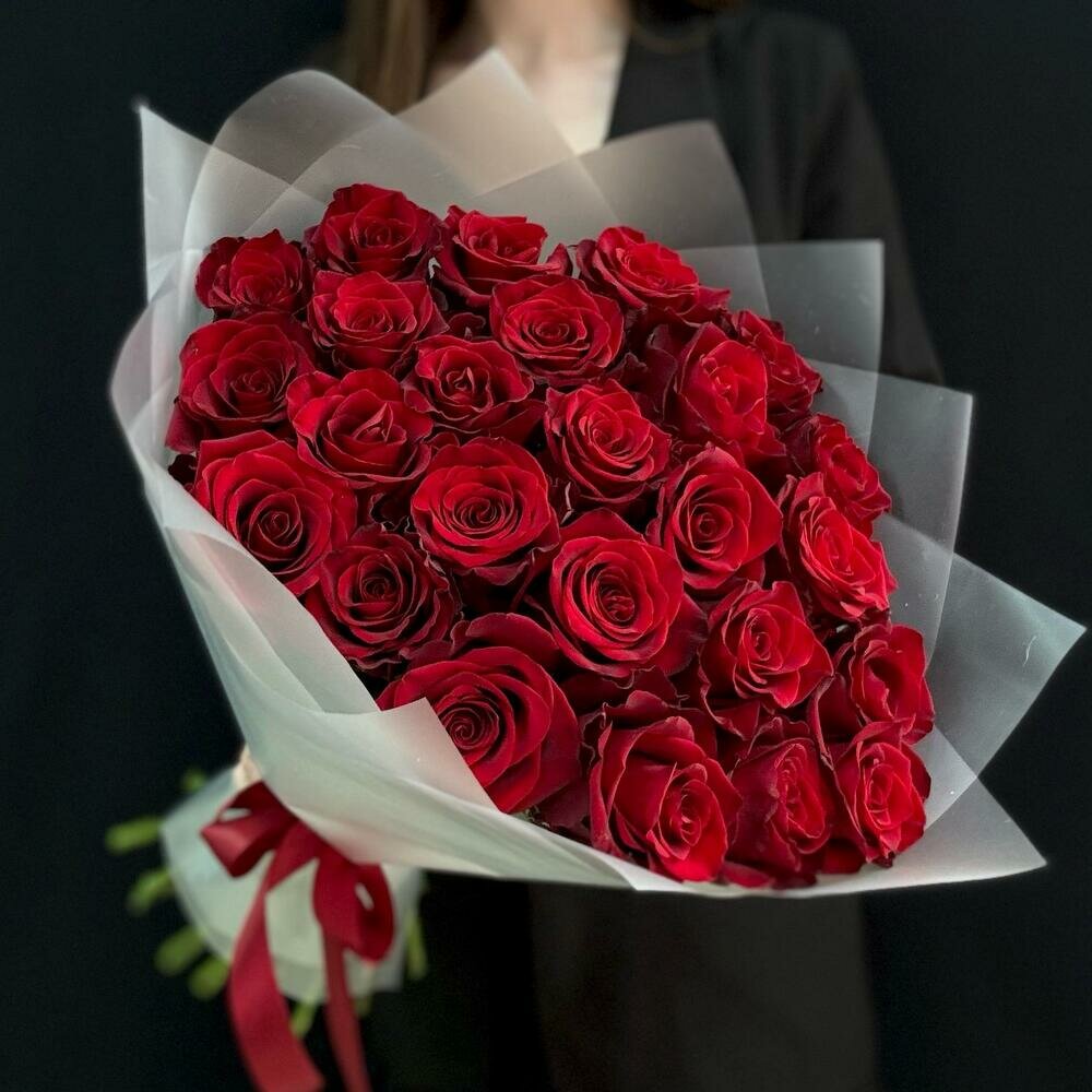 25 крупных бордовых эквадорских роз сорта Эксплорер