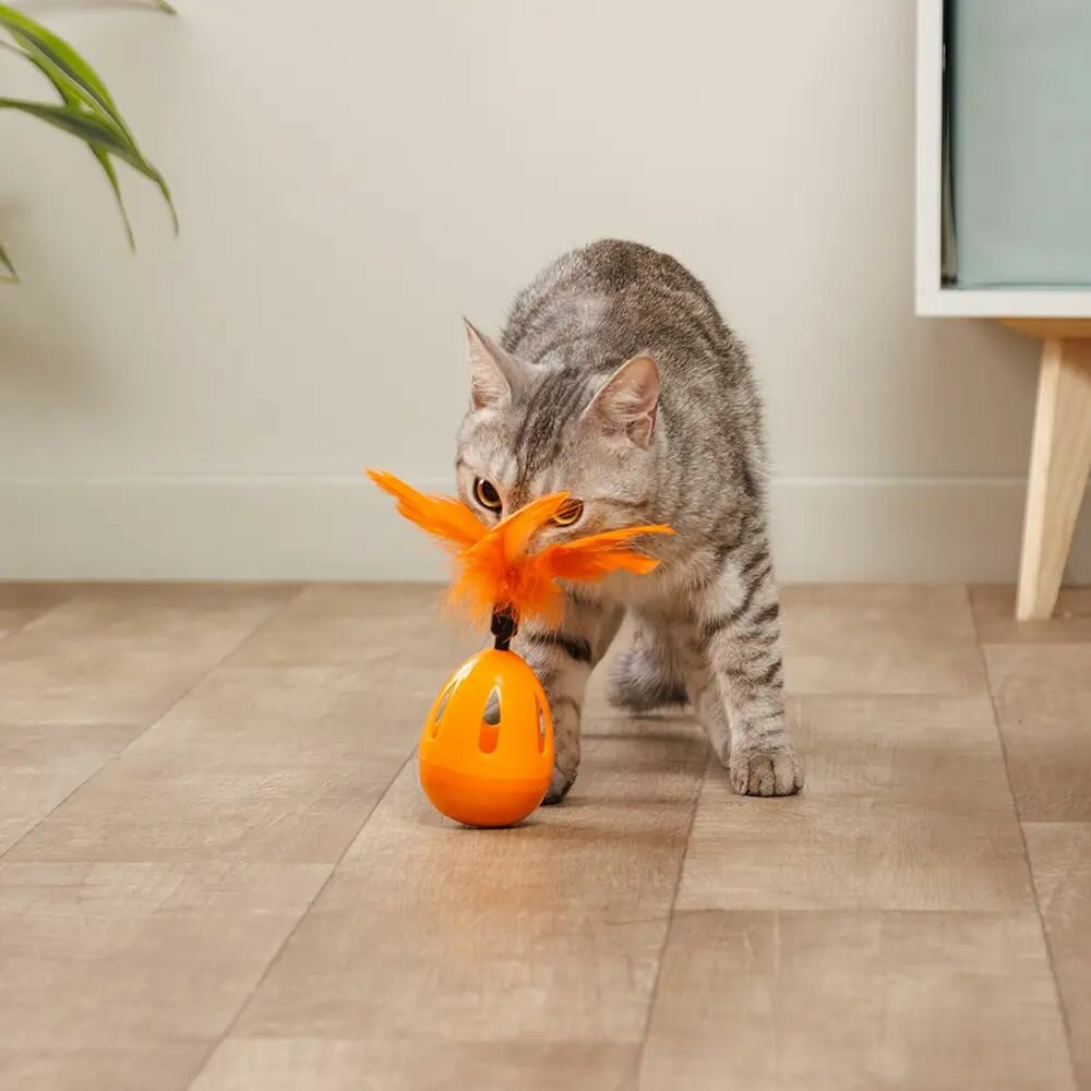 Игрушка для кошек Неваляшка с перьями и бубенчиком, 9х6,5х6,5 см, длина перьев примерно 10 см