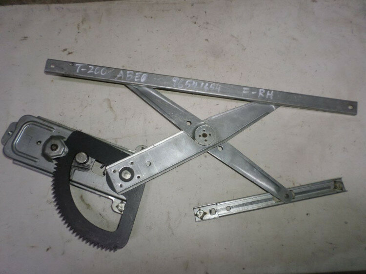 Стеклоподъемник двери передней правой 96541654 Шевроле Авео Т200-250-255 механический