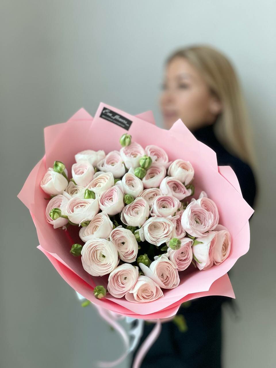 Монобукет Eva flowers, ранункулюсы, бежевые, 31 цветок, высота 30см
