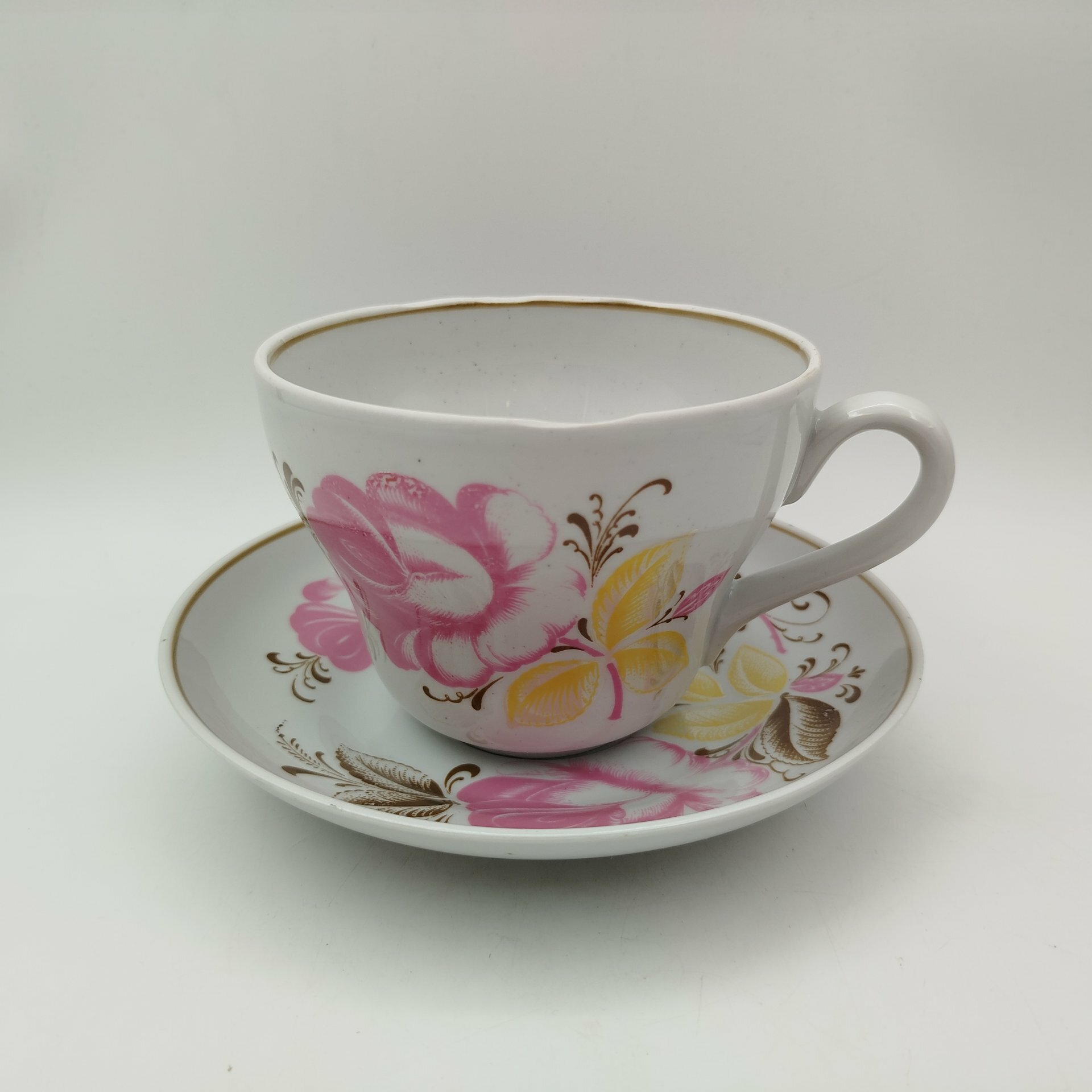 Пара чайная гигант, украшенная изображением роз, фарфор, деколь, золочение