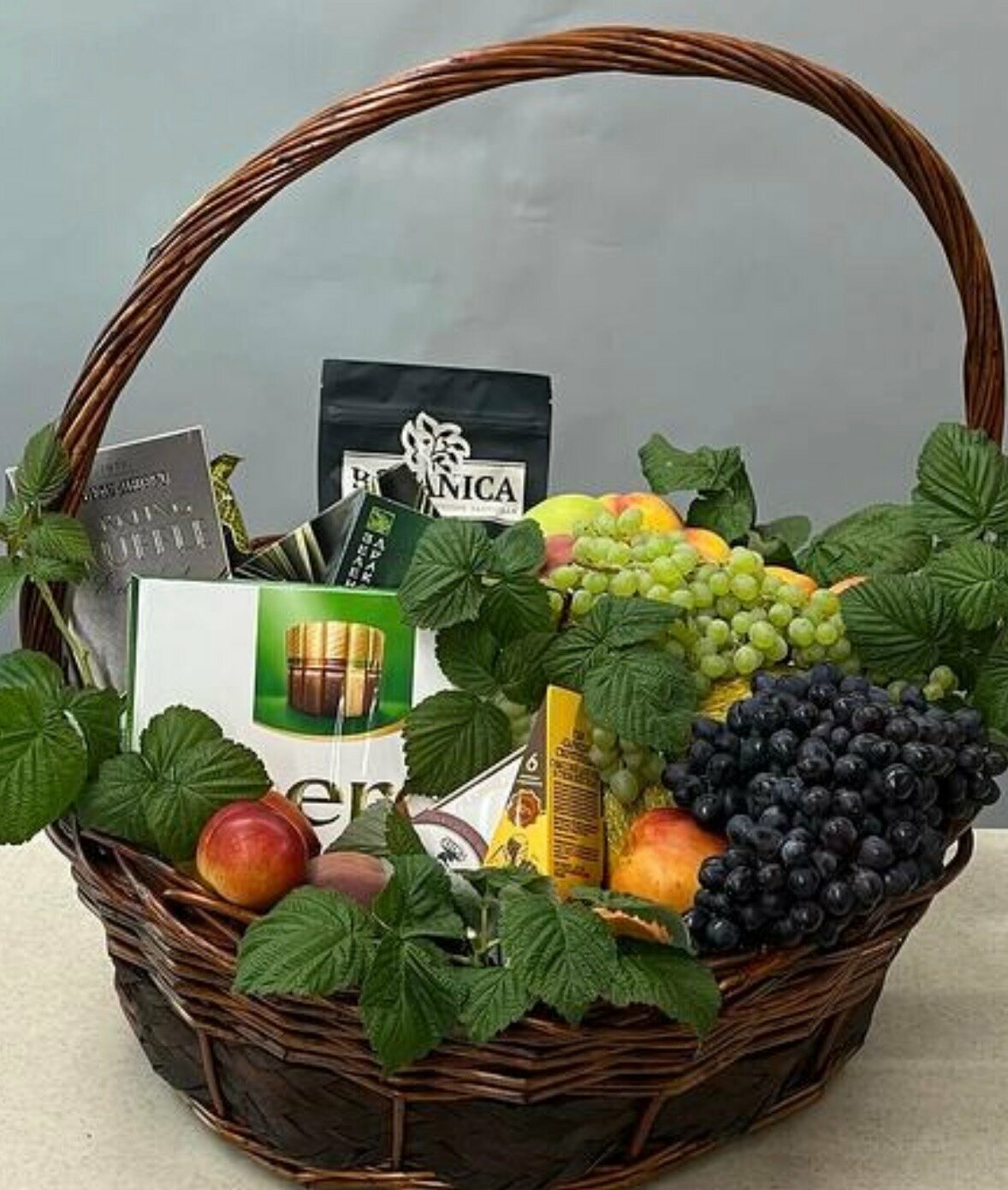 Подарочная корзина с фруктами ягодами сыром чаем и конфетами
