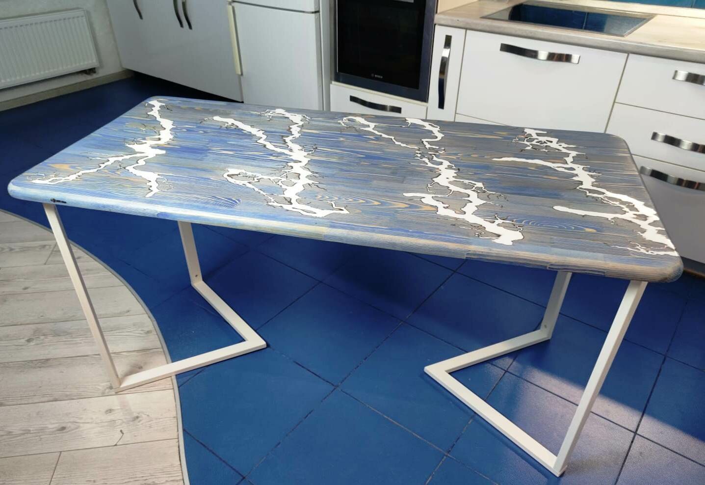 Стол из массива сосны с белыми молниями из эпоксидной смолы