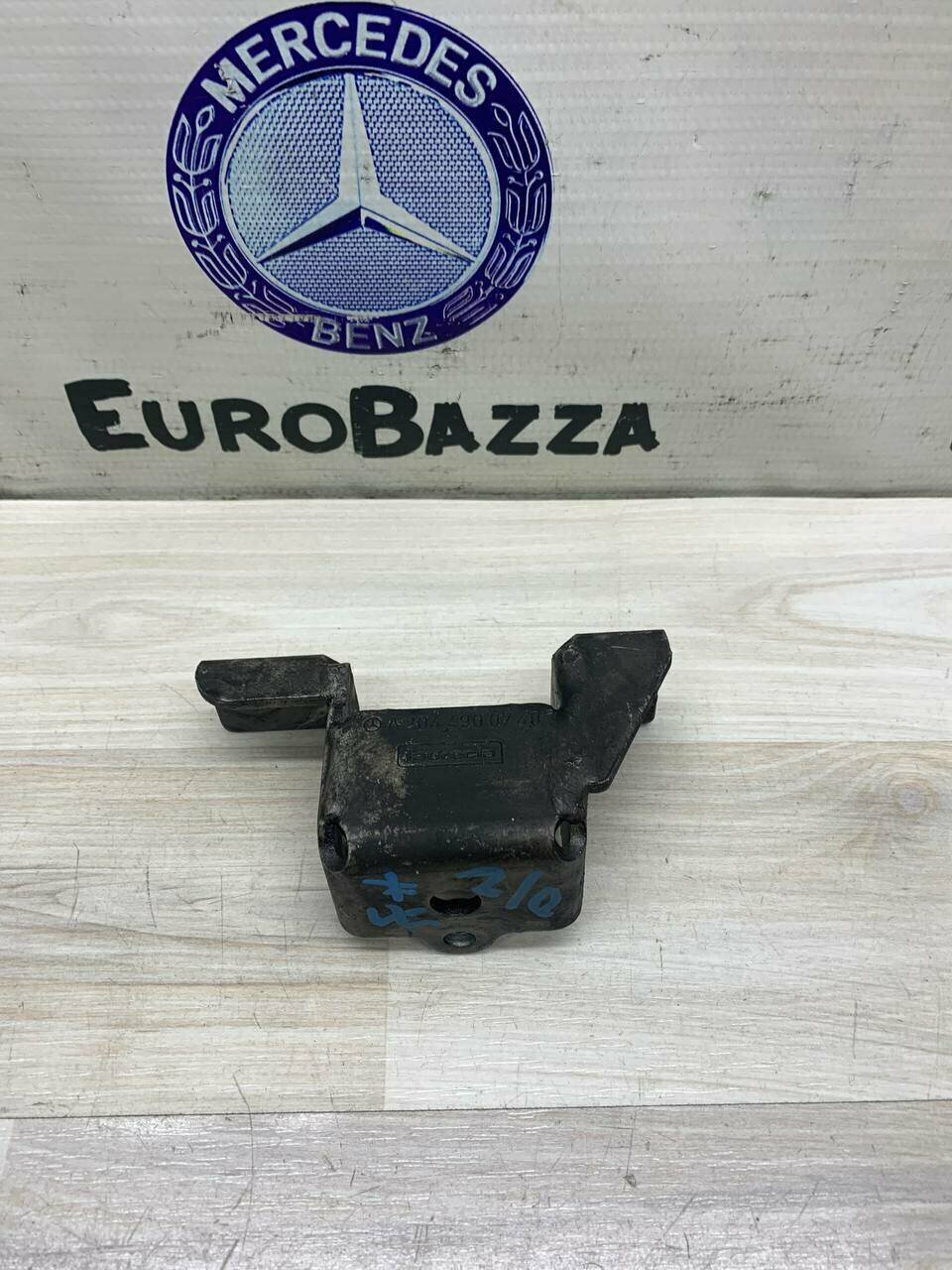 Кронштейн генератора Mercedes W207 A2044900740