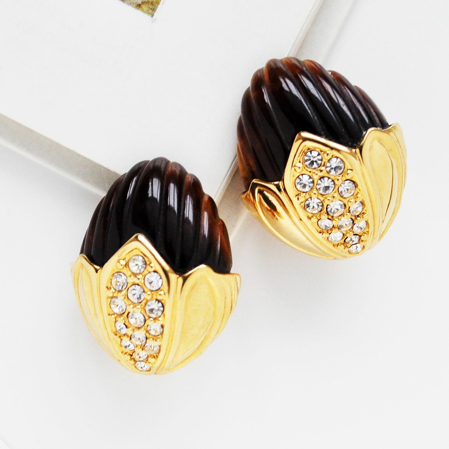 Винтажные клипсы "Желуди" от Joan Rivers. Бижутерный сплав, композитная вставка, кристаллы. Джоан Риверс, США, конец ХХ века.