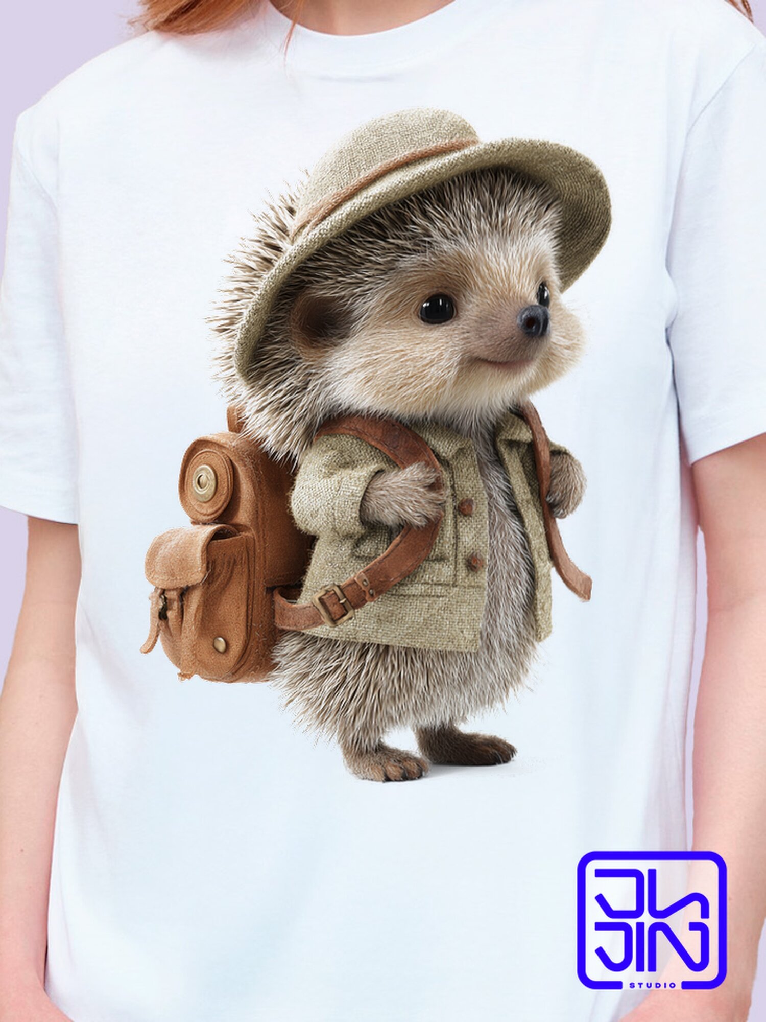 Футболка классическая женская с авторским принтом Веселый серый ежик в пепельной шляпе с креативным рюкзаком на спине, белый хлопковый трикотаж с прикольным рисунком на груди