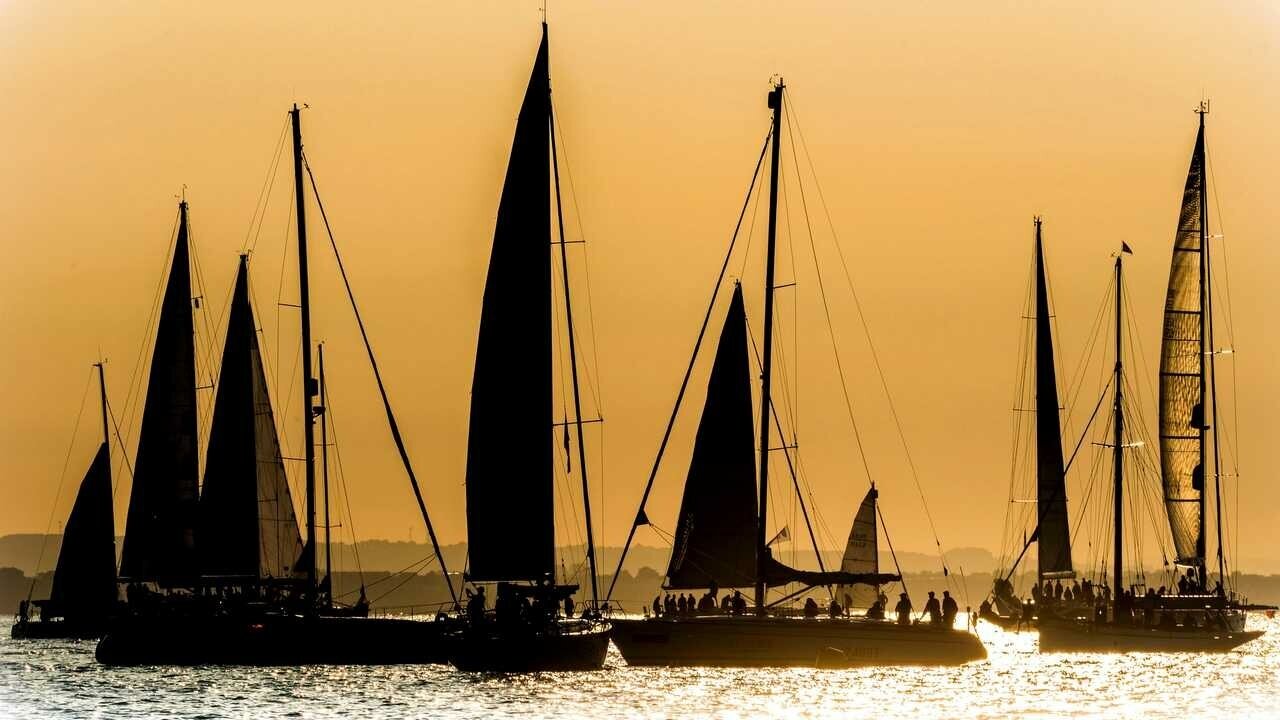 Картина на холсте 110x60 LinxOne "Небо яхта парус закат блик" интерьерная для дома / на стену / на кухню / с подрамником