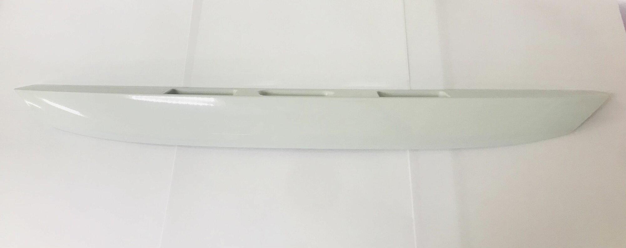 Накладка крышки багажника (без отверстия под камеру, без отверстия под кнопку откр. багажника. (Цвет Ледниковый) LADA Vesta