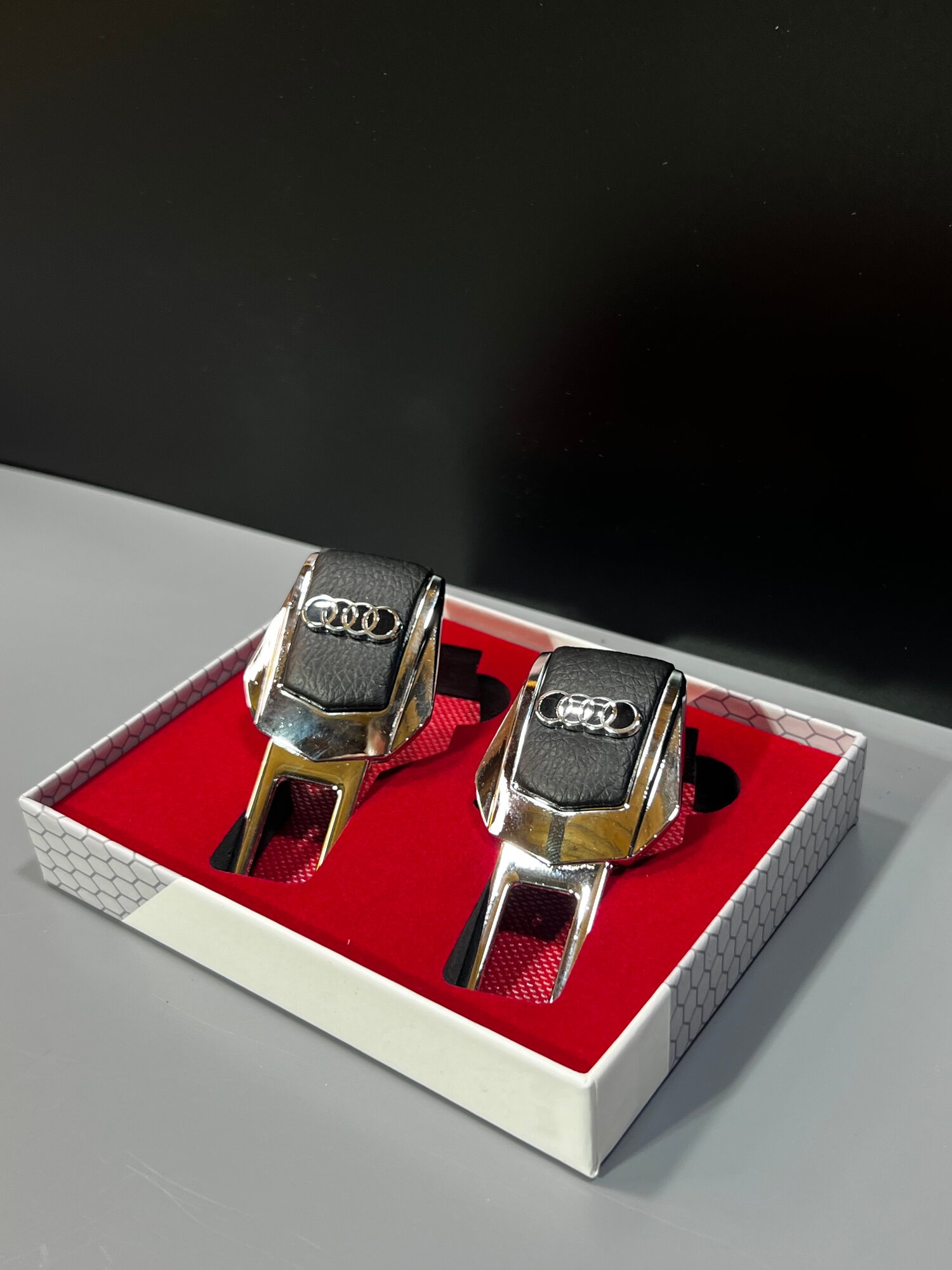 Заглушки ремня безопасности Audi