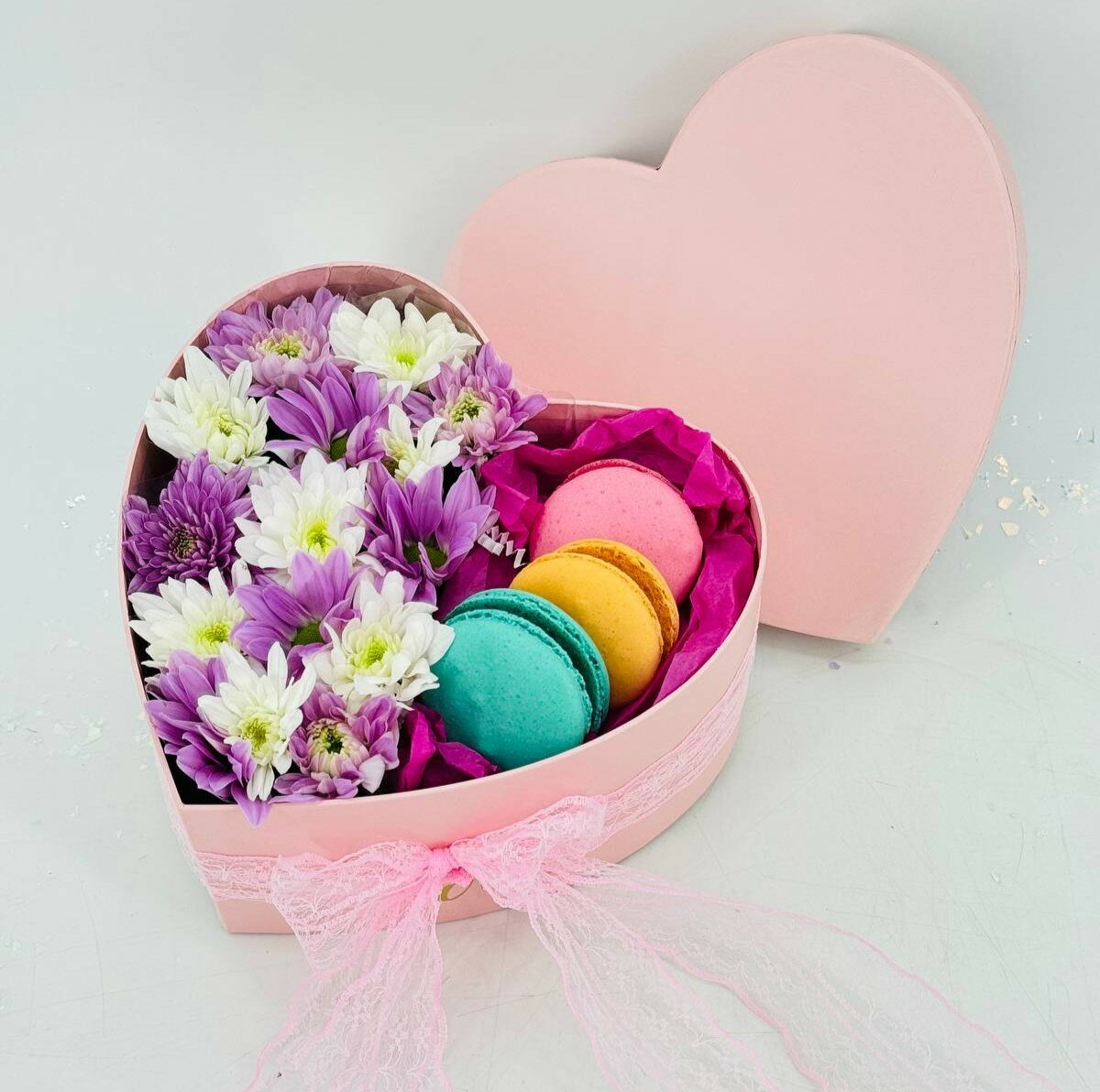 Коробка сердце с цветами и пирожными макаронс. Подарок любимой девушке