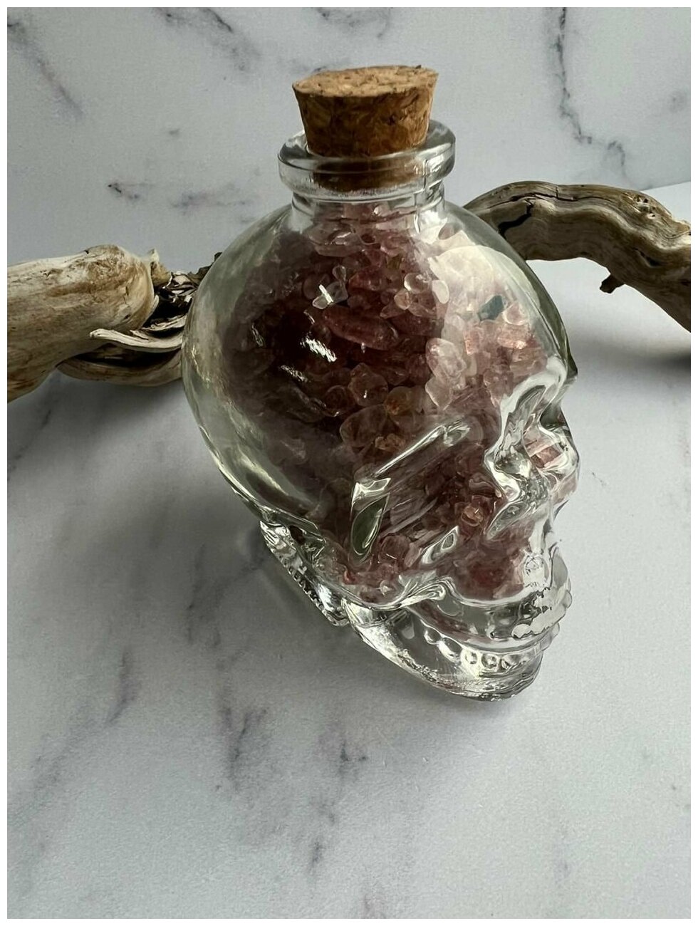 Стеклянная бутылка "Череп" с галтованным Малиновым авантюрином, 100х70х50 мм.