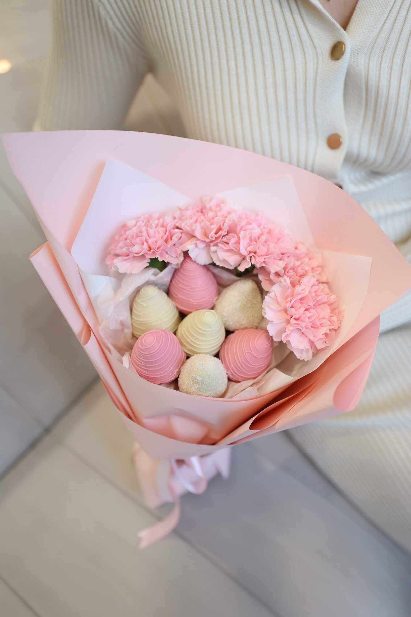 Клубника в шоколаде букет Berry Present "Амели", клубника и диантусы, оберточная бумага