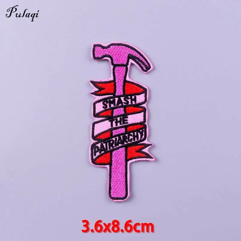 Вышитая нашивка "Молот, Smash the Patriarchy" Розовый, PE6365CT
