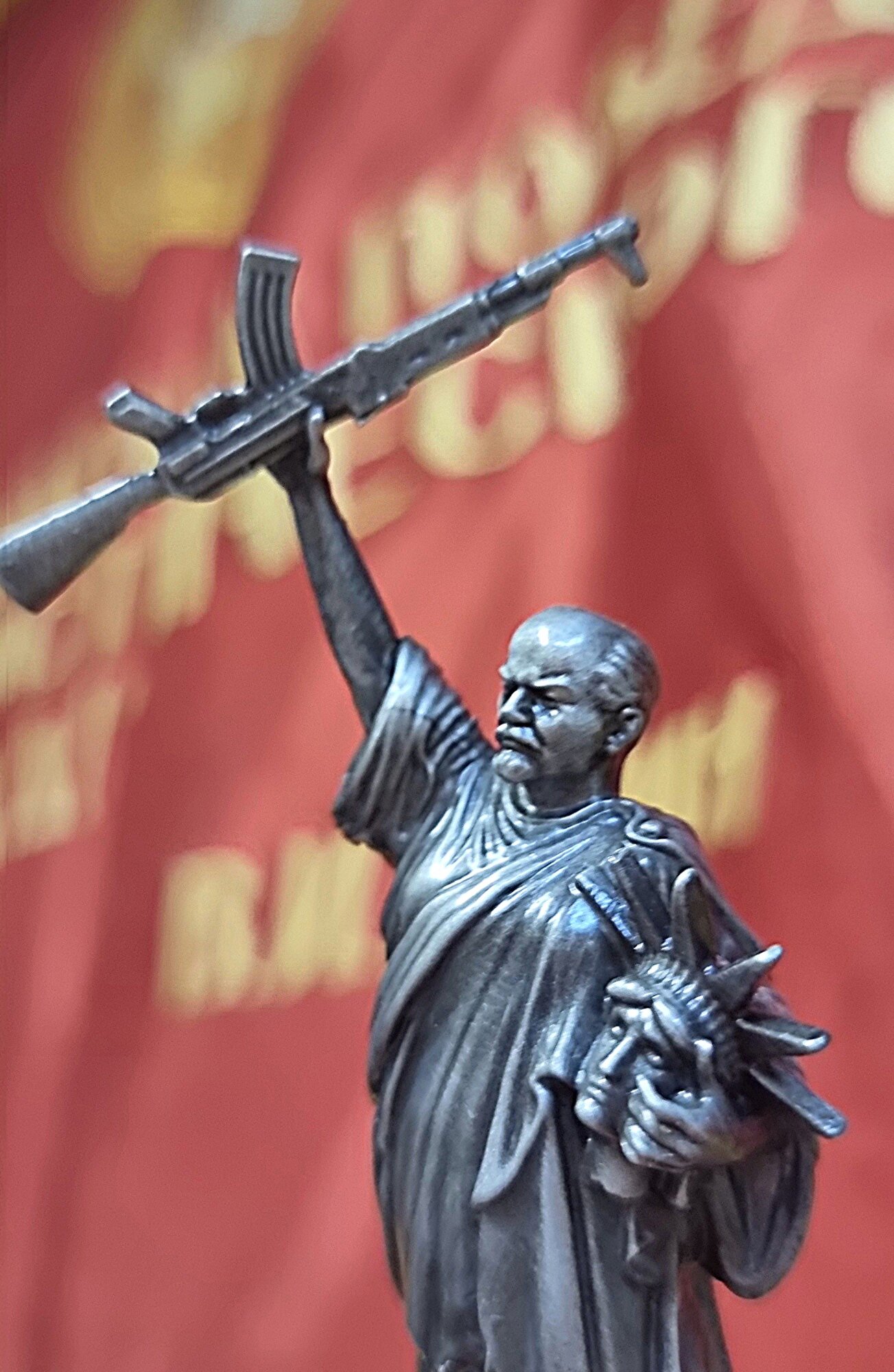 Статуэтка миниатюра "Ленин победил Америку". Из металла. Идеальный подарок любителю старины!