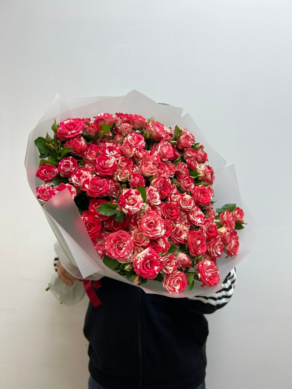 Букет из 19 пышных кустовых роз "Фаерфокс", 60см, свежие, доставка