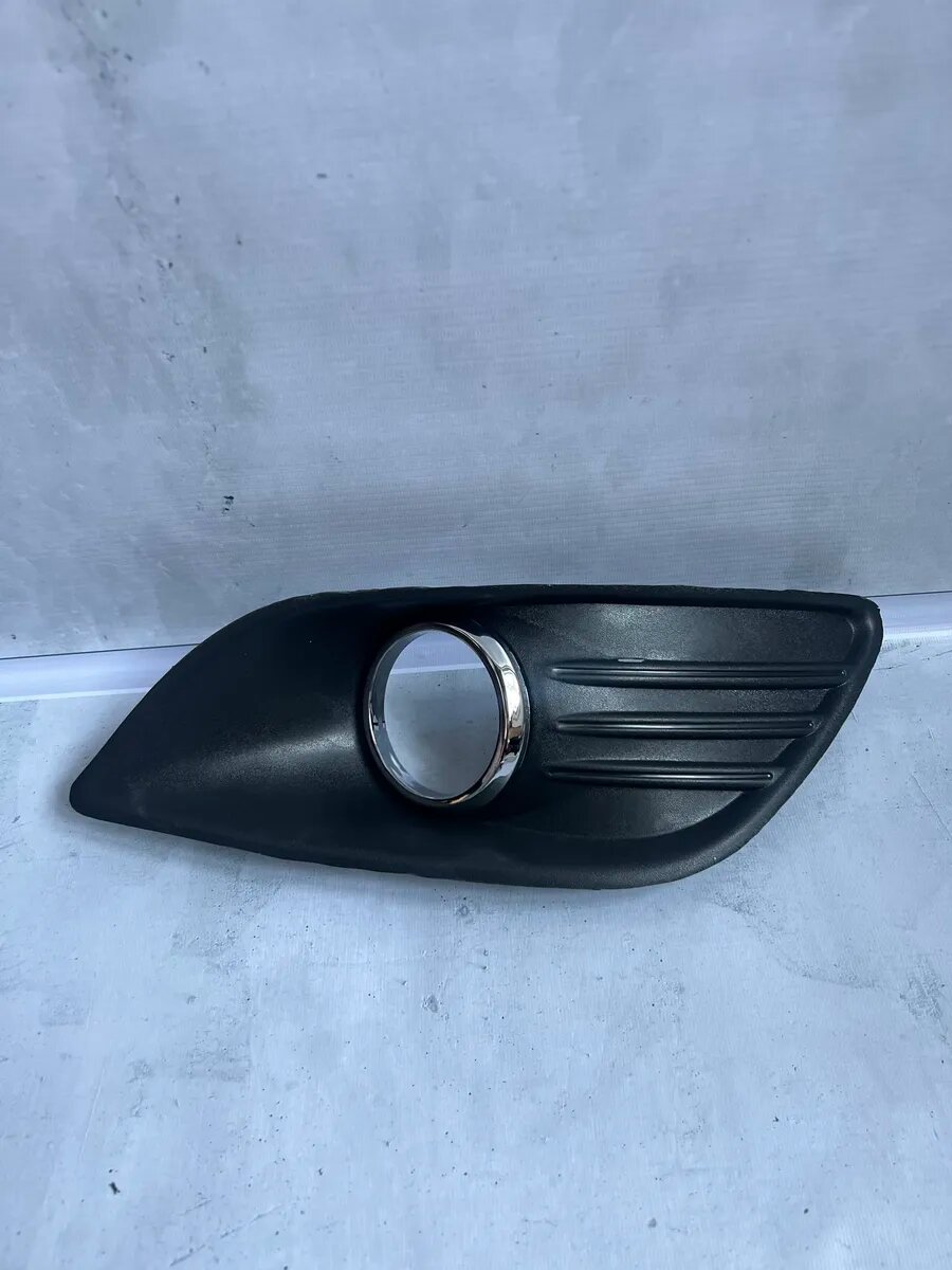 Рамка ПТФ передняя правая Ford Focus 2 2008-2011