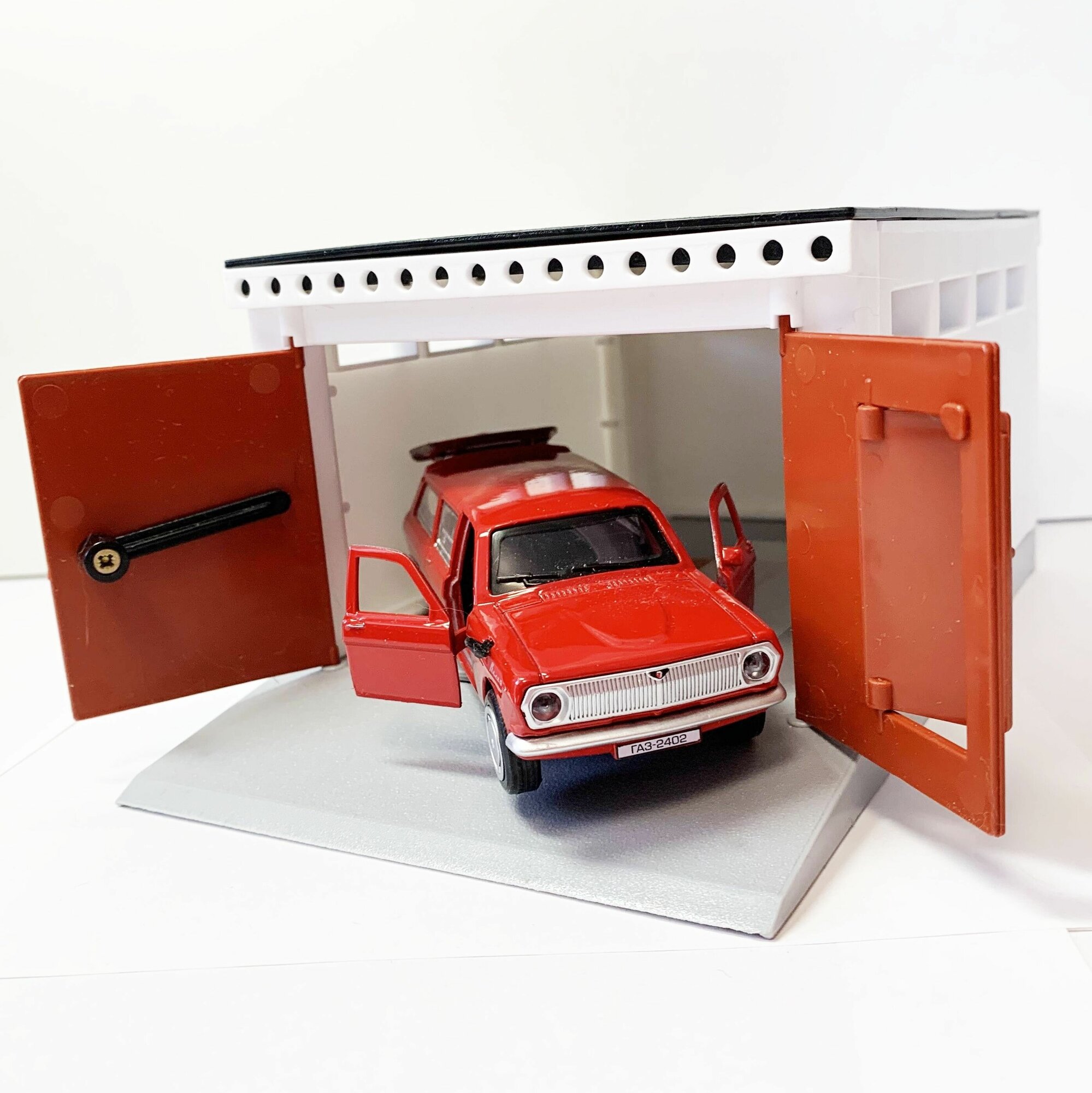 Гараж с распашными воротами и металлическая инерционная машинка Волга универсал 2402 с открывающимися дверями (12 см) - красная