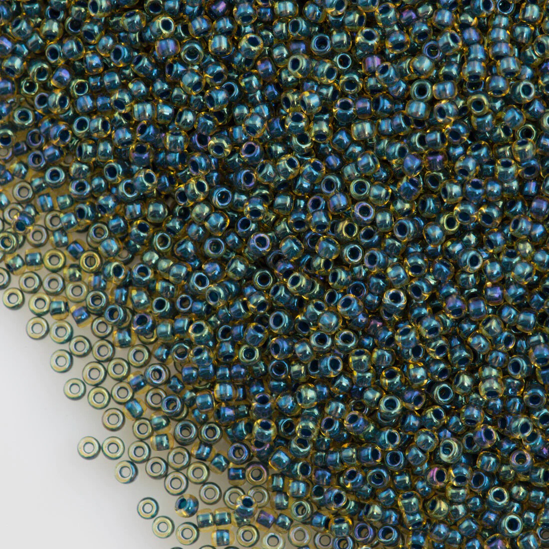 Бисер TOHO круглый, размер 11/0, цвет #243 (Окрашенный изнутри, радужный топаз/непрозрачный изумруд), 10 грамм