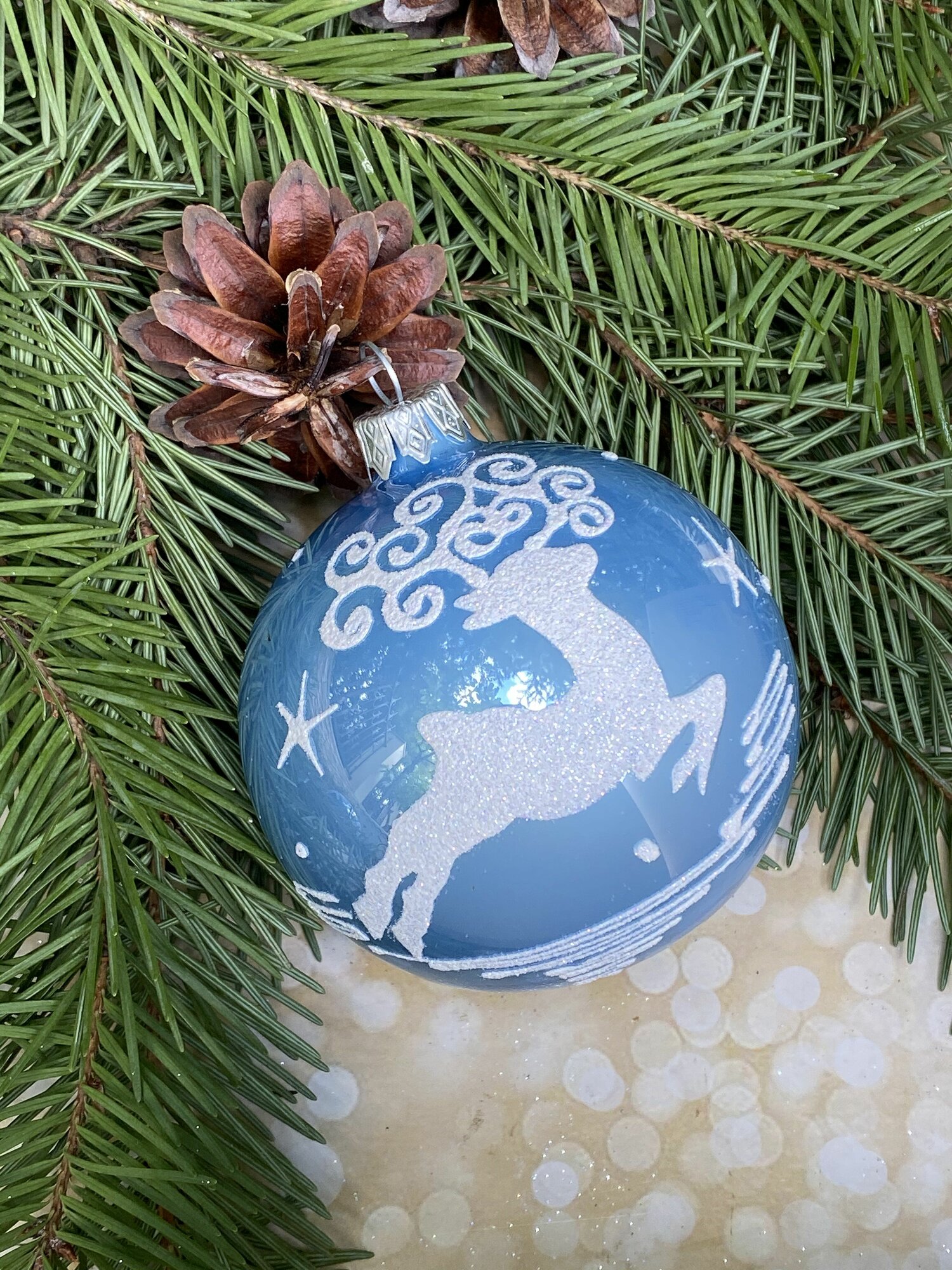 Елочный шар Рождество "Олень", ручная роспись, стекло, голубой, 7 см