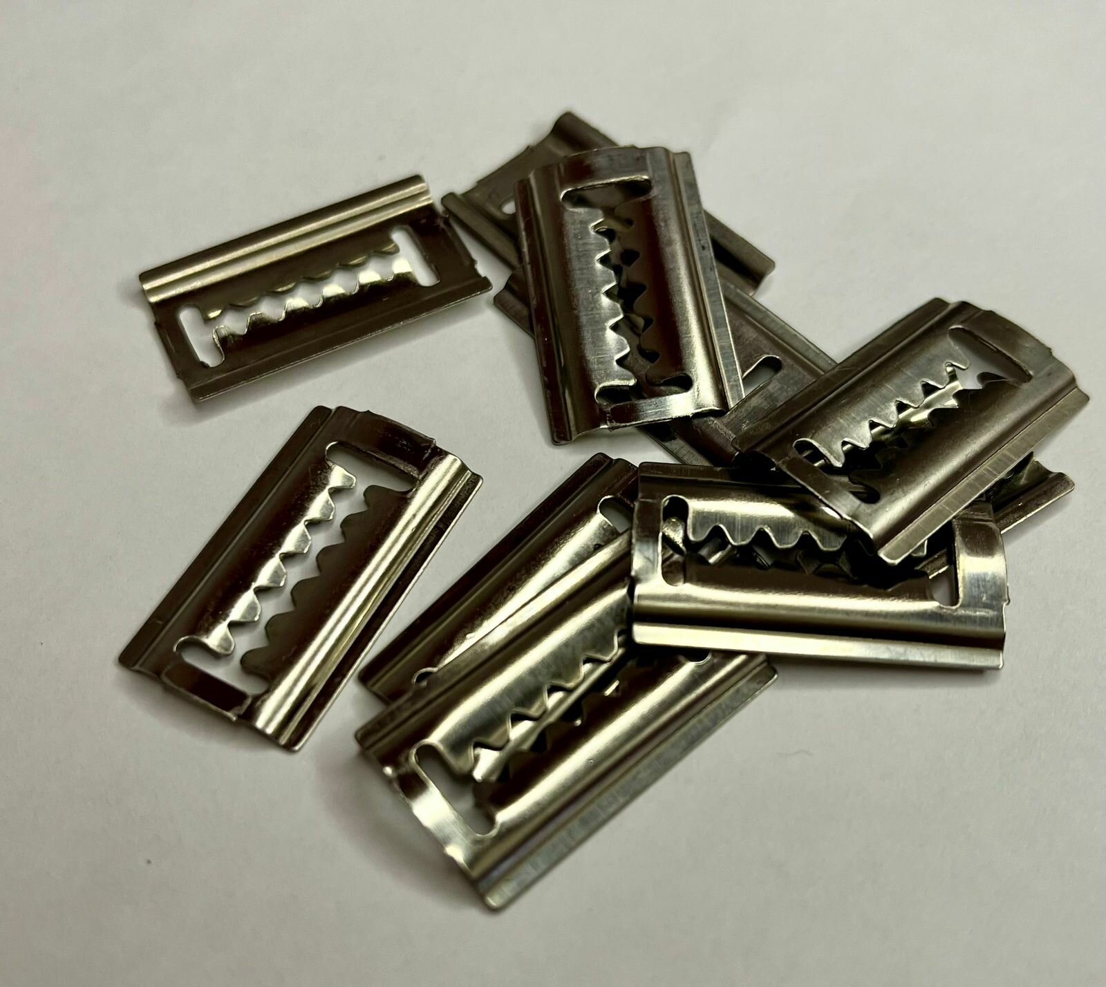 Клипса-крокодил фиксатор бампера для автомобилей Nexia, Cruze, Lanos, Chance, Aveo T200 от бренда GM -10 штук