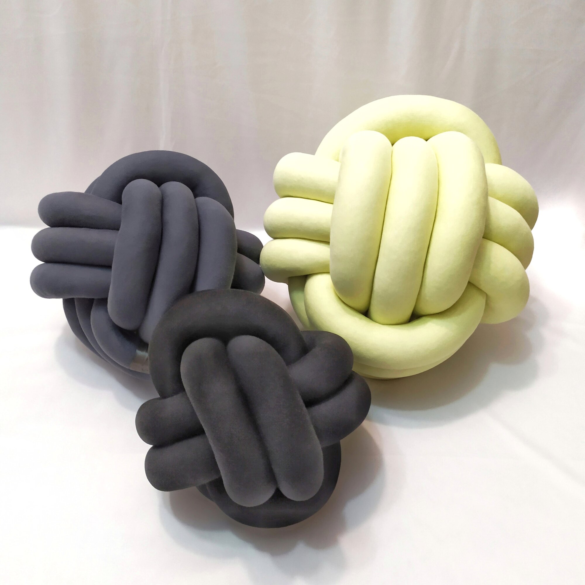 Подушка декоративная 35х35 светло-желтого цвета. Большая подушка узел на пол, шар (0158)