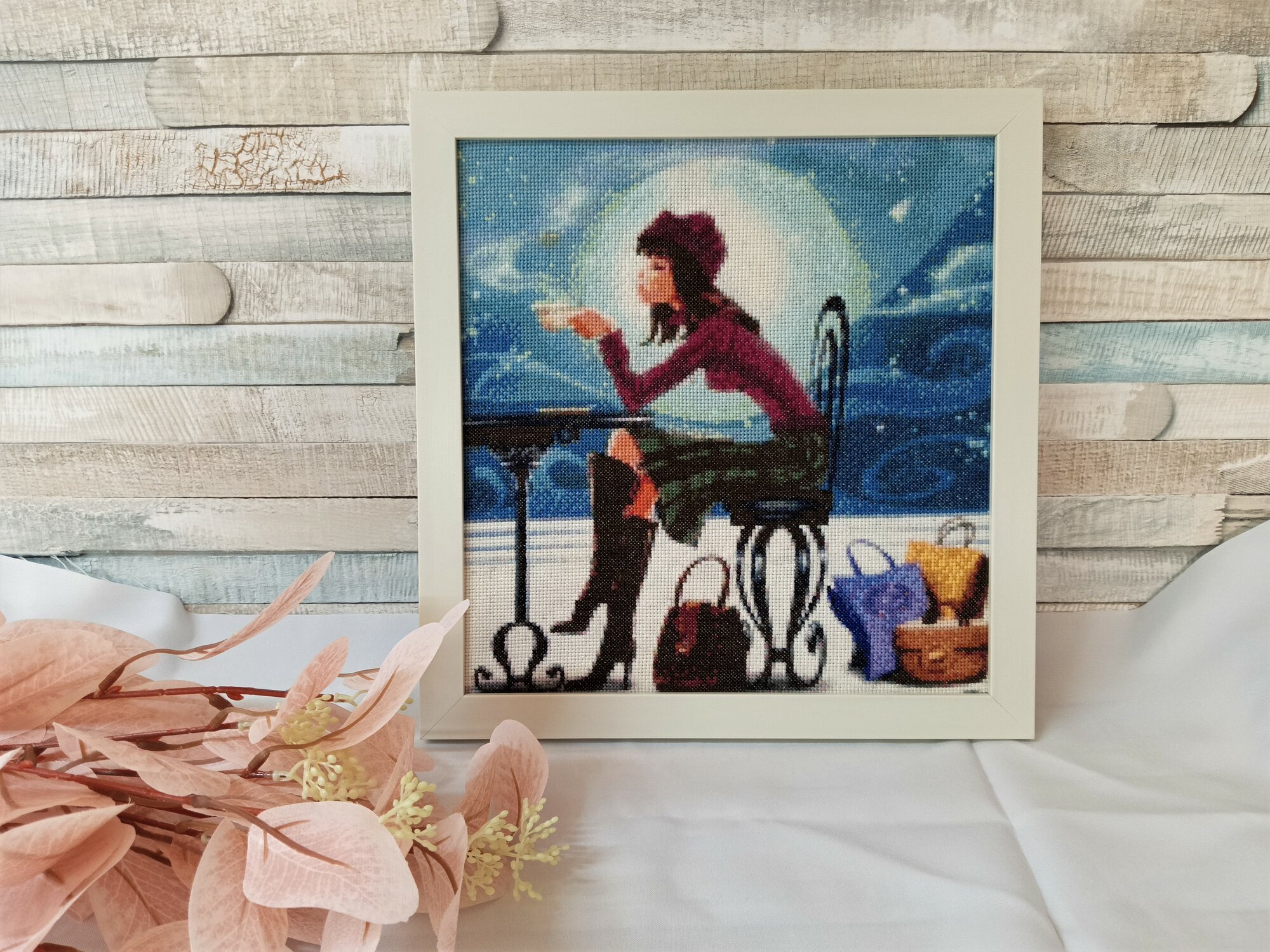 Картина "Девушка за столиком", 30x28 см, вышита крестиком, в пластиковой раме