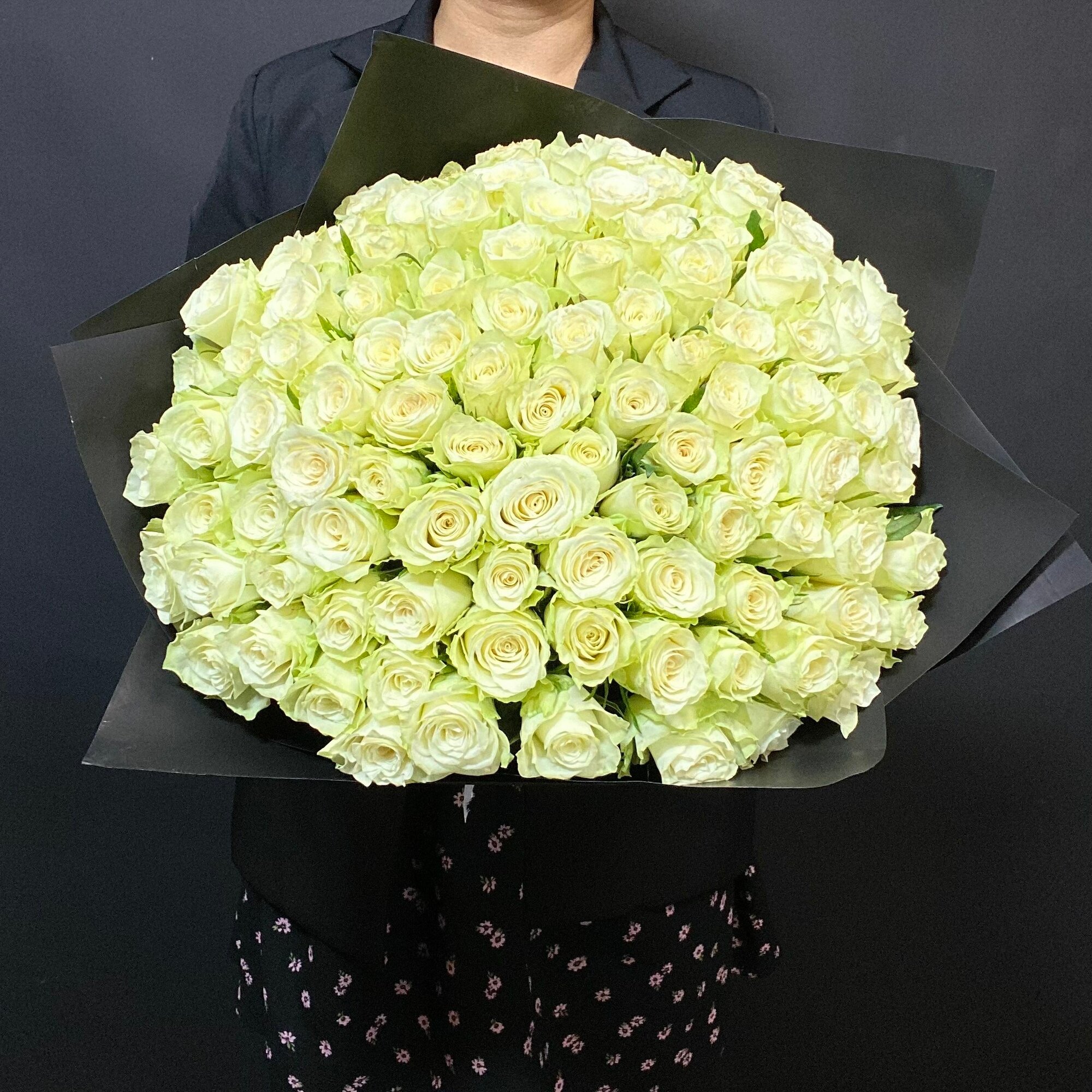 101 белая роза (роза 101 шт), высота букета 40 см, ширина 40 см