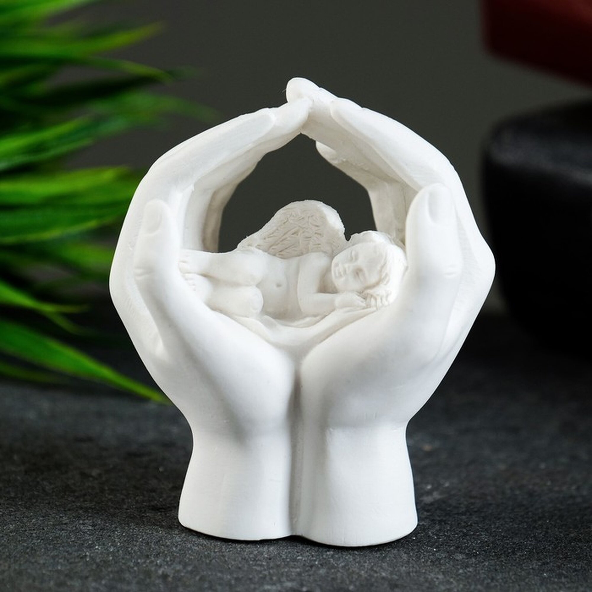 Статуэтка "Ангелочек спящий в руках", мраморная крошка, 6.5 см, белая