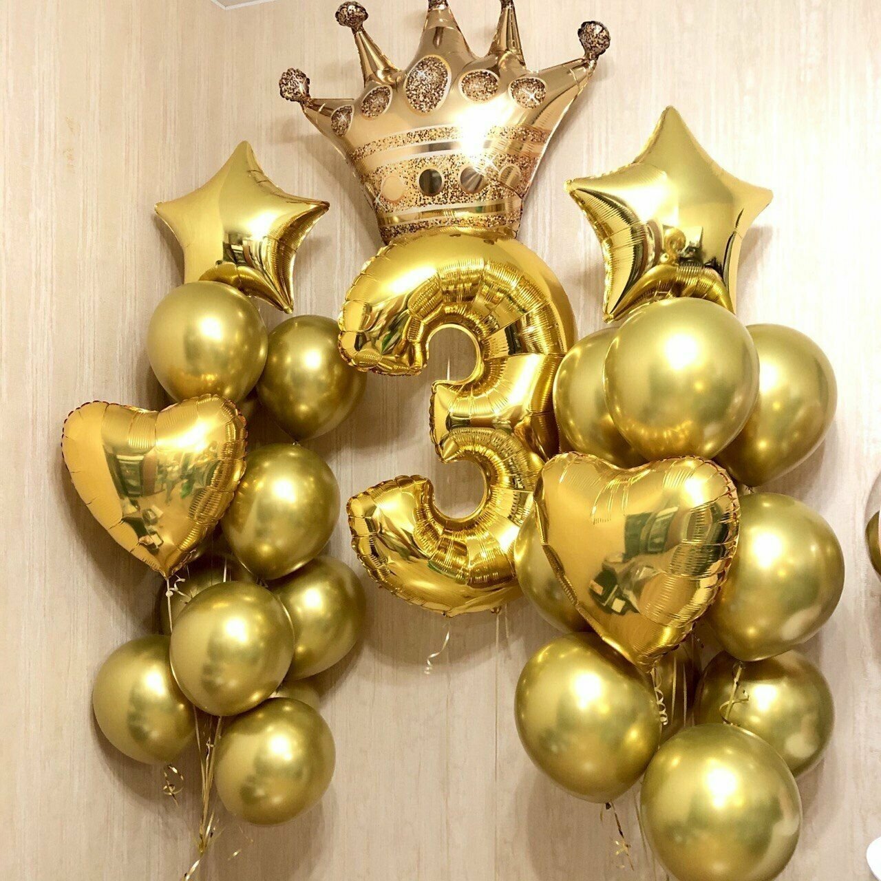 Золотые шары с цифрой и короной
