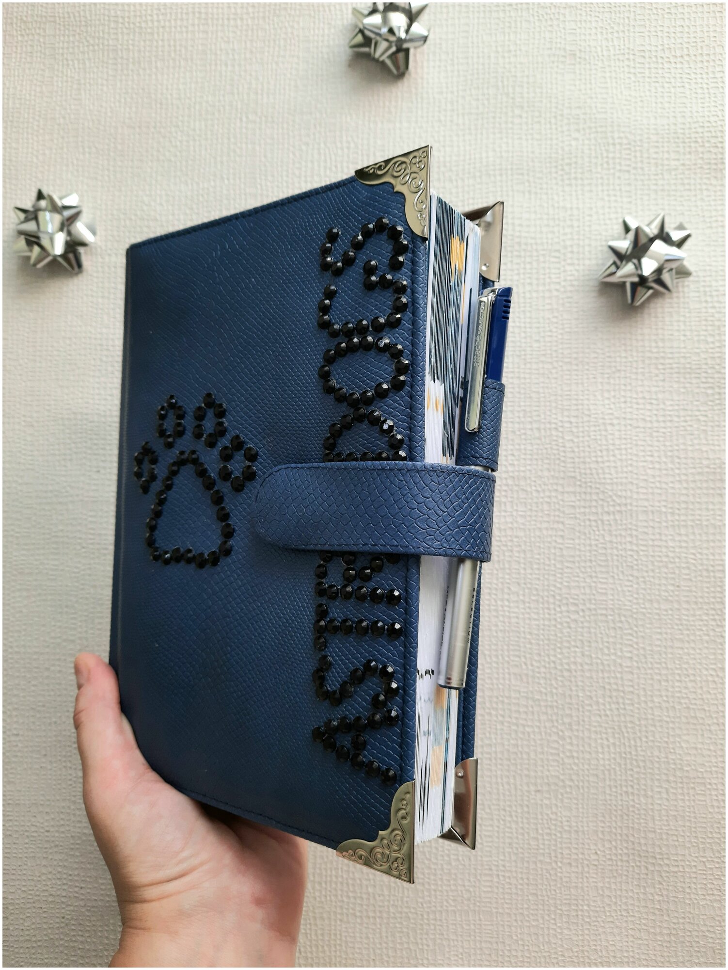 Недатированный подростковый планер "Крутой пёс", А5, в книжном переплёте, 160 л, обложка из экокожи