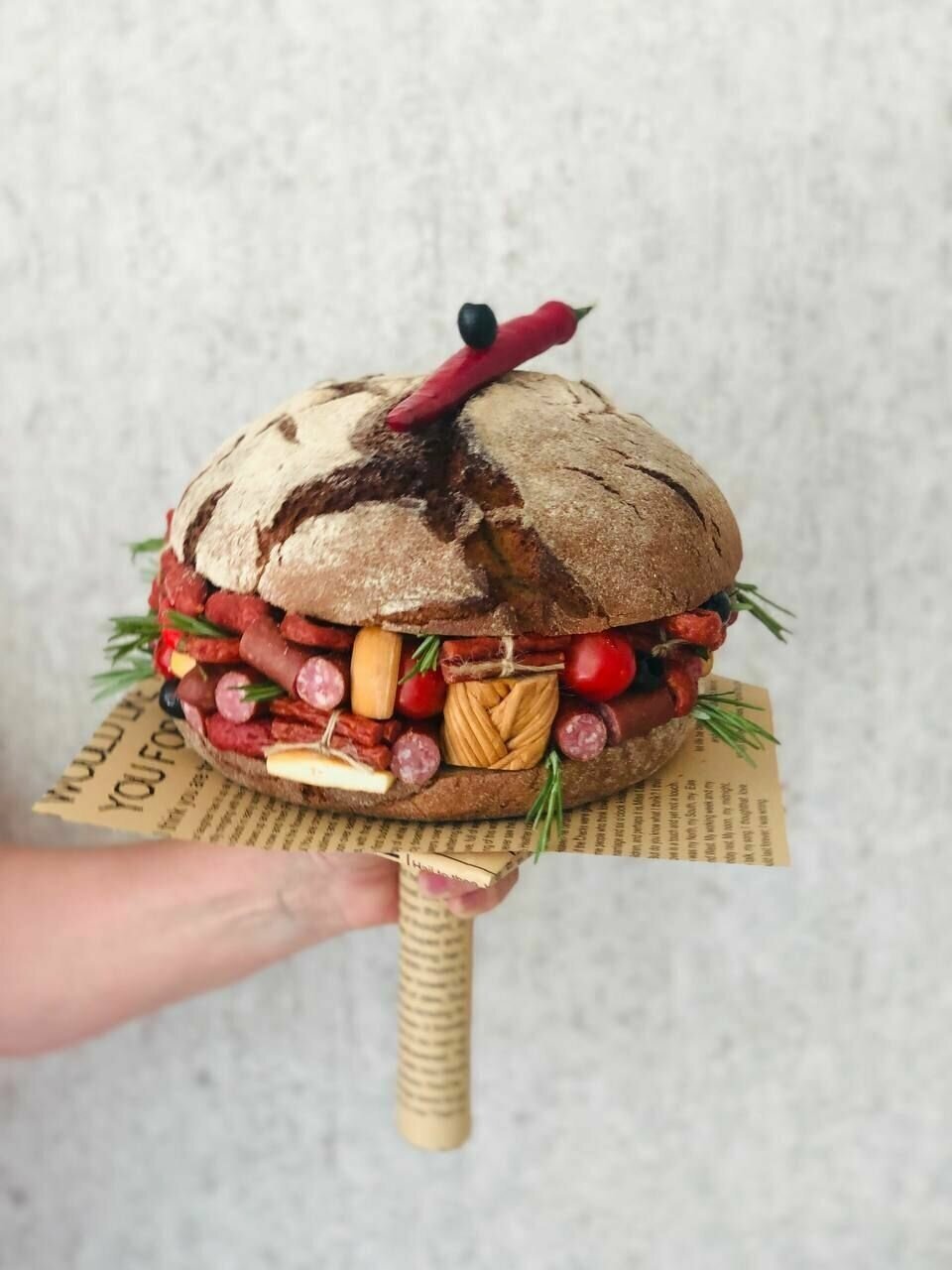 Снеки / Мужской букет бургер с колбаской и сыром