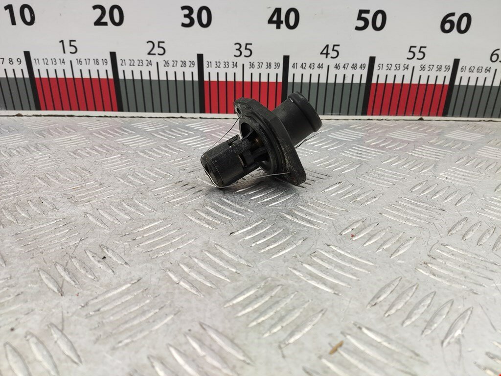 Фланец (штуцер системы охлаждения тройник) Volkswagen Golf 4 032121121J арт. 1636179