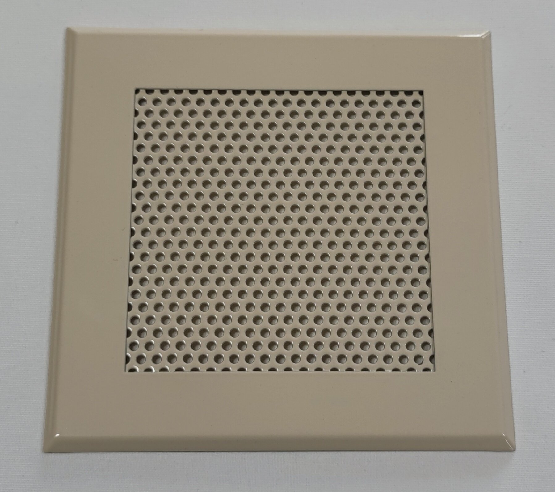 Решетка Плоская с подгибом Штамп 150х150мм, на магнитах, перфорация Круг 3мм, Крем.