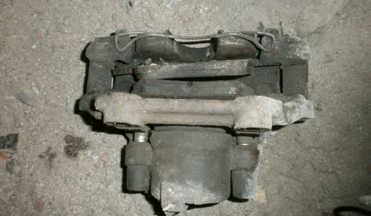 Суппорт передний Passat (B5) Volkswagen