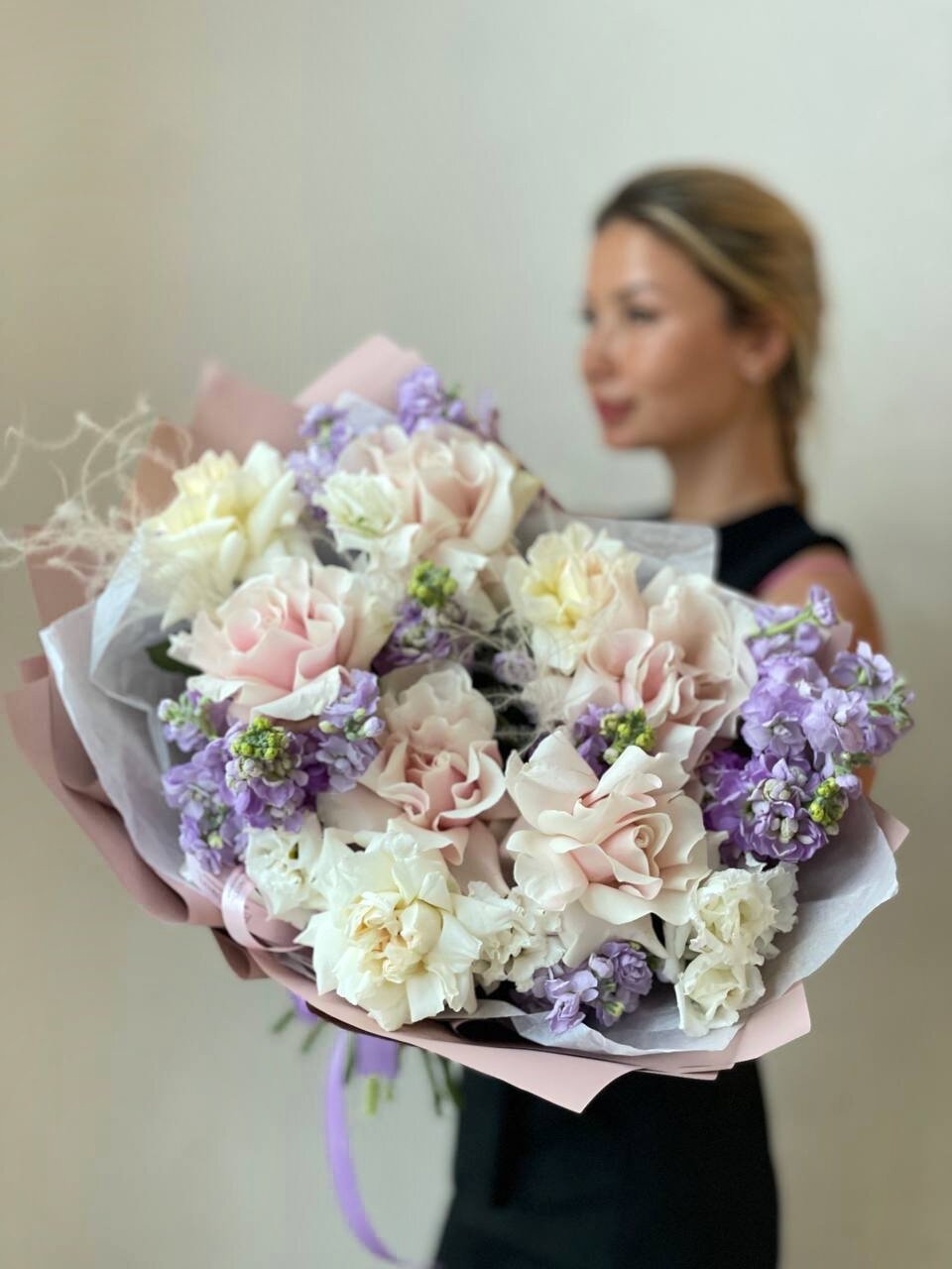 Букет "Фиолетовый", собранный из роз, маттиол и других цветов, на стеблях