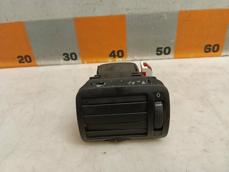 Б/У Дефлектор воздушный Volkswagen Passat 1998 B5 Лев. 371452 VAG арт. 3B0819703A