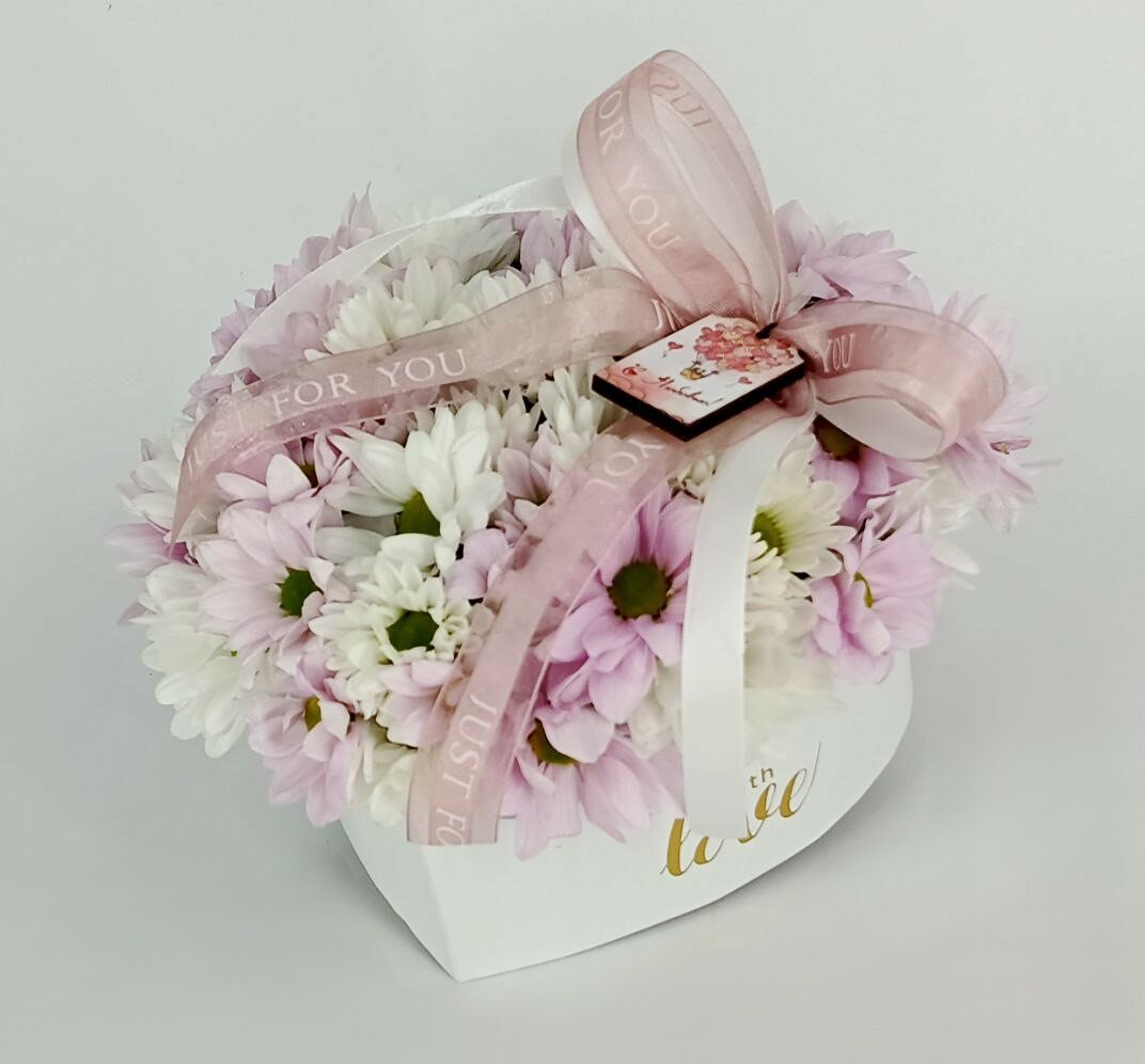 Букет сердце из ромашковых хризантем бакарди. Подарок девушке на 14 февраля и 8 марта