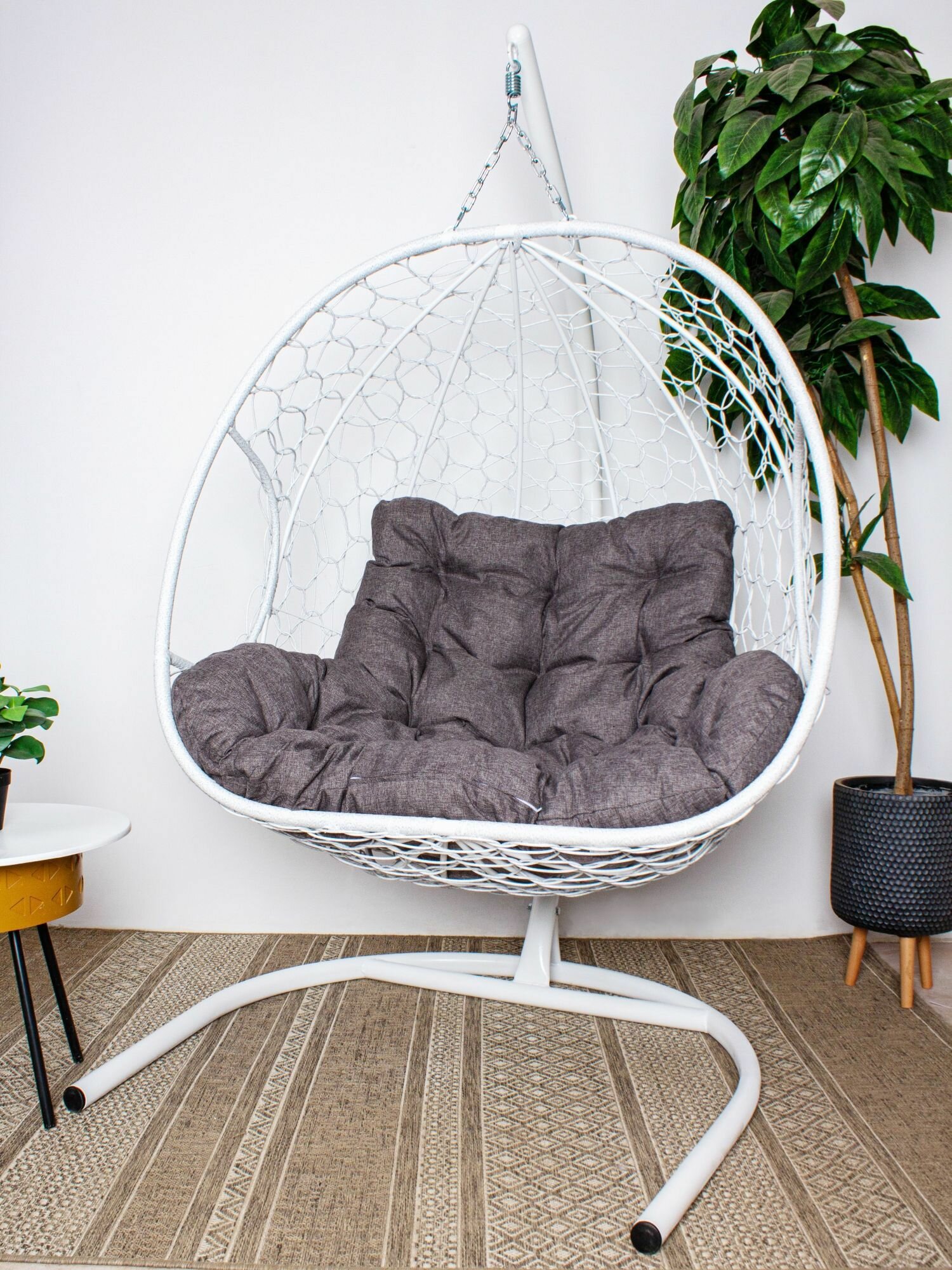 Подвесное кресло для двоих элит с ротангом белое, подушка Пепел