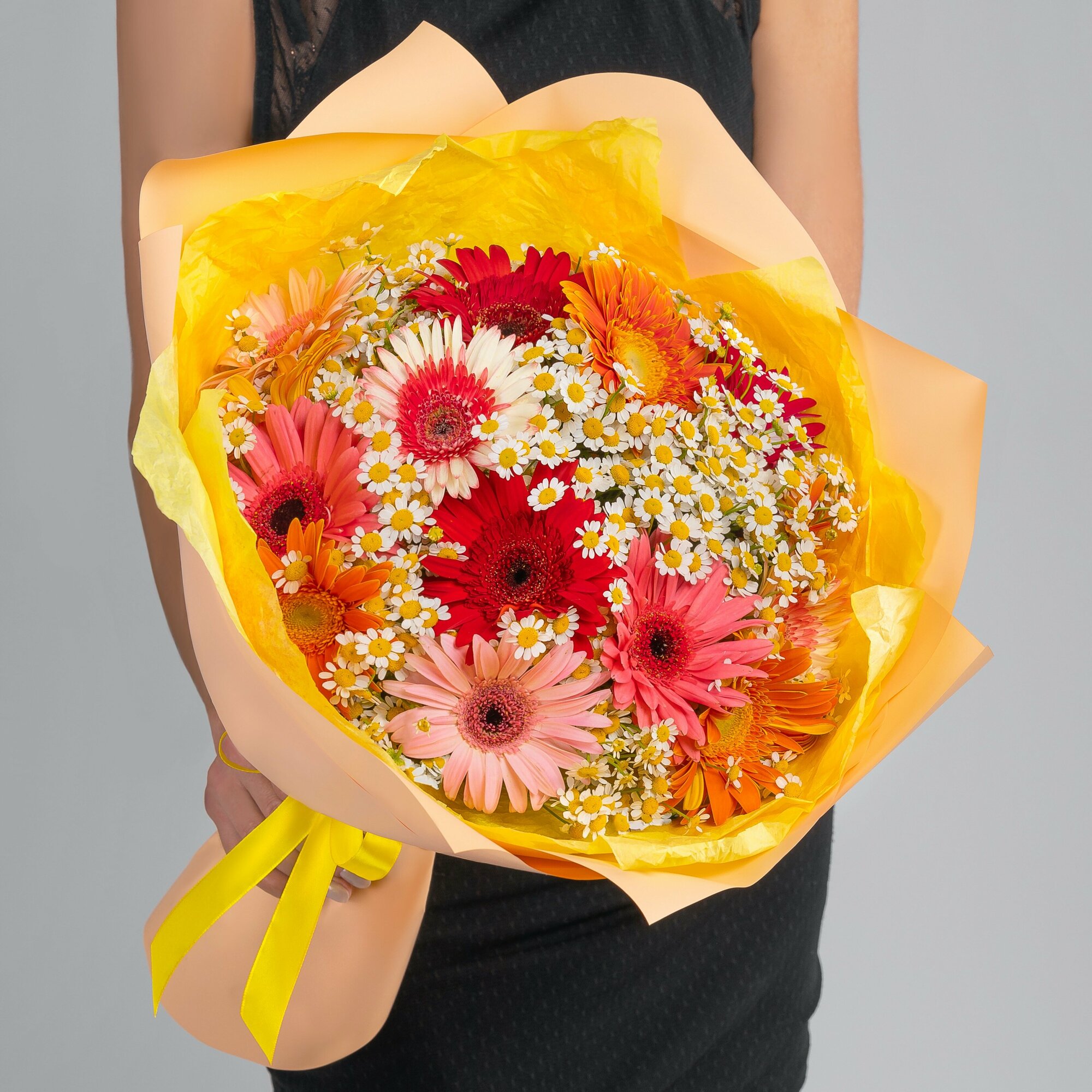 Дуо-букет Мегацвет24 "Полевой" №2, гербера микс и ромашка, дизайнерская упаковка