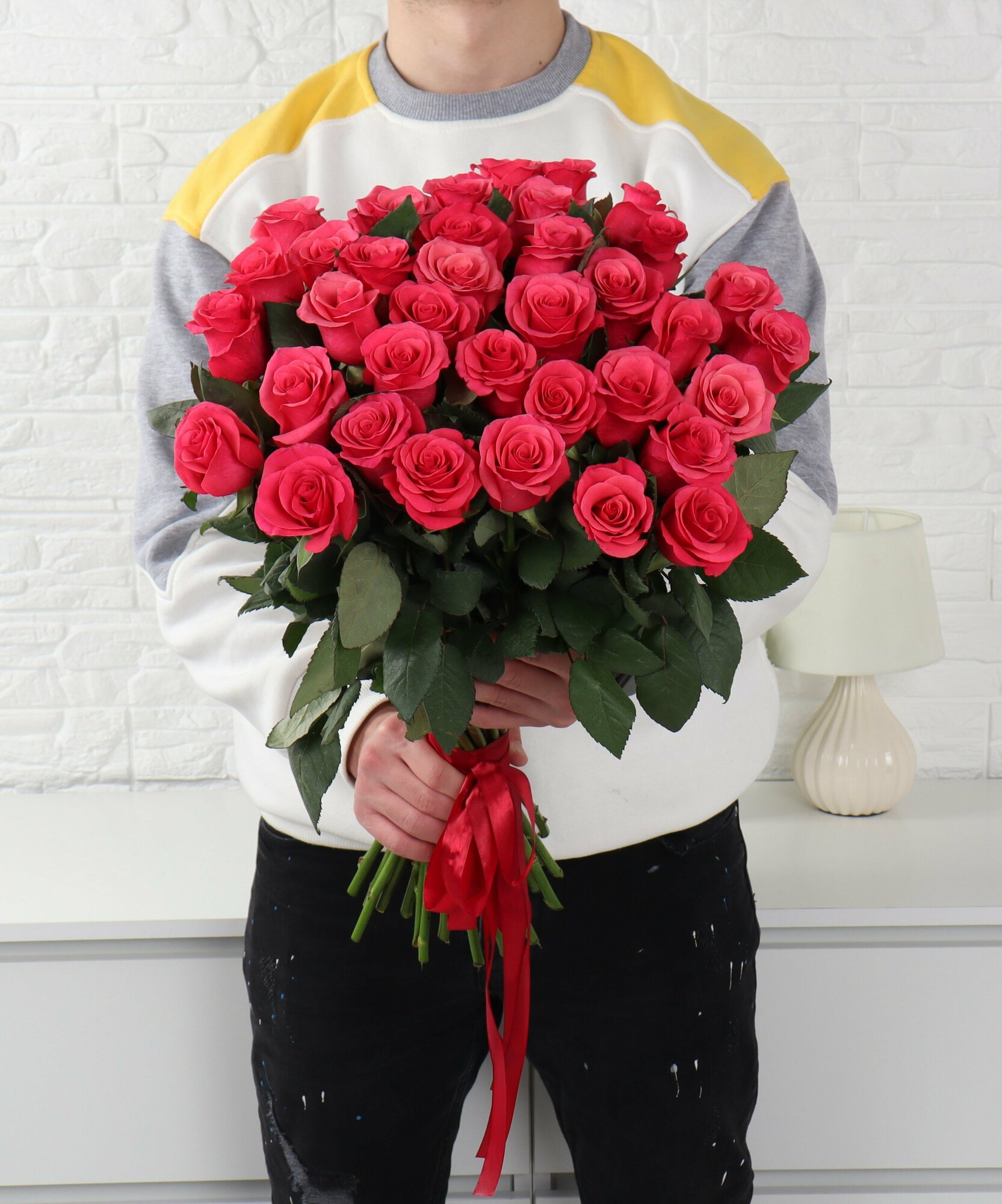 Монобукет THE FLOREAL малиновая роза 35 штук, высота 50 см, с бантом